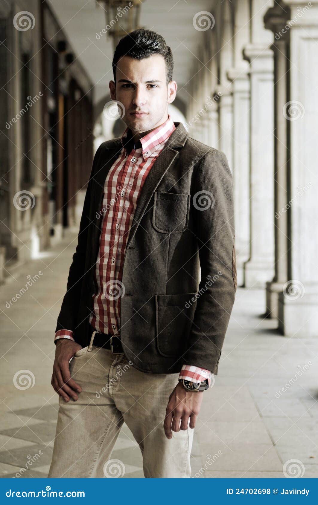 Giovane Uomo Bello, Modello Di Modo Nella Via Fotografia Stock ...