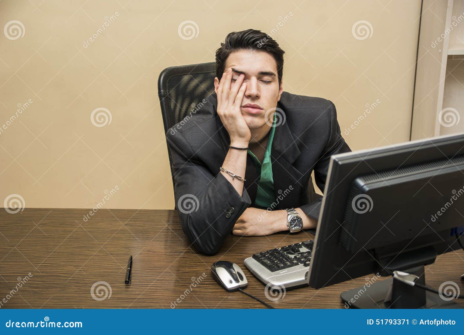 Giovane Uomo D'affari Annoiato Stanco Immagine Stock - Immagine di ...