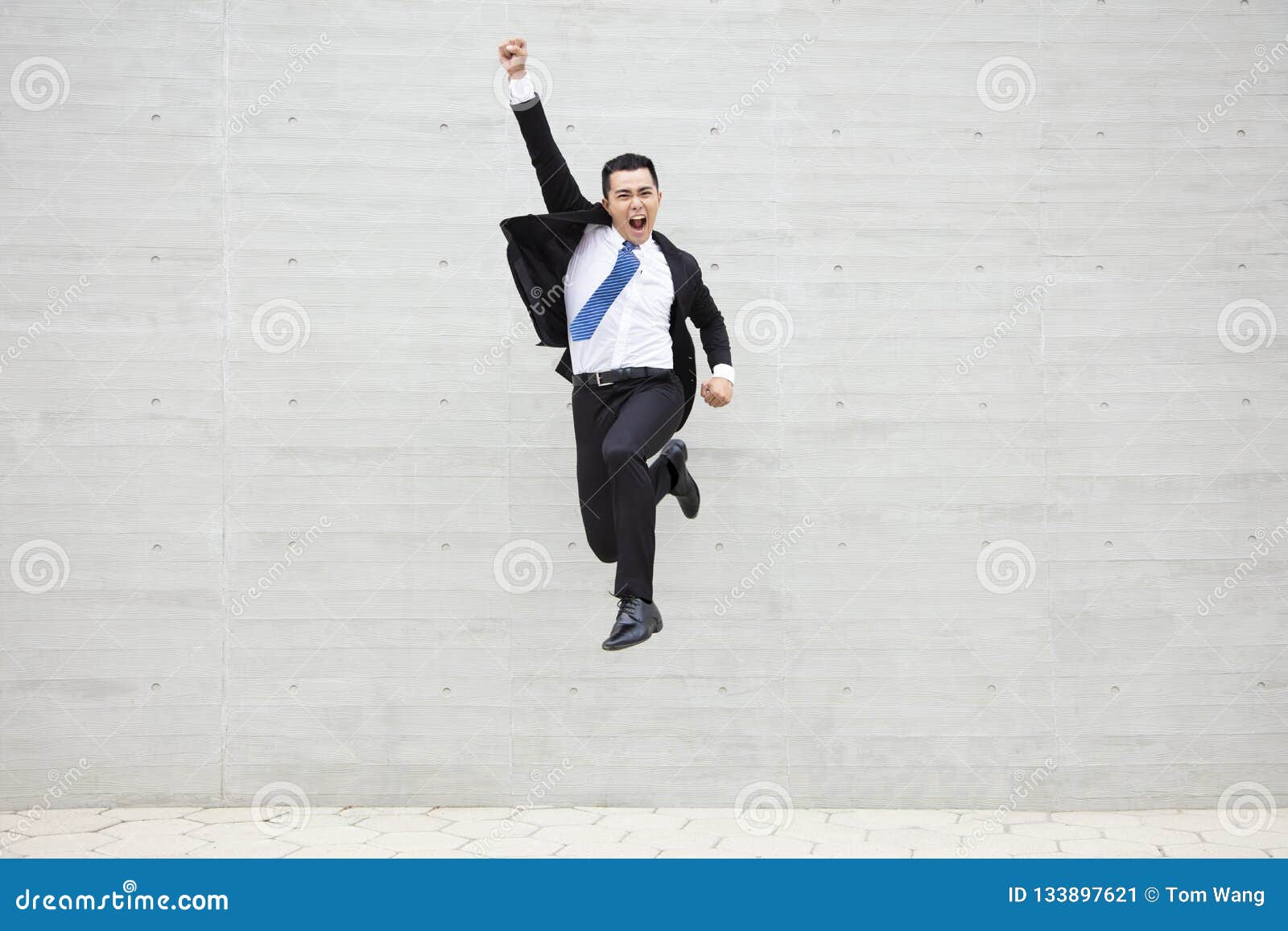 Giovane Uomo D'affari Che Corre E Che Salta Immagine Stock - Immagine ...