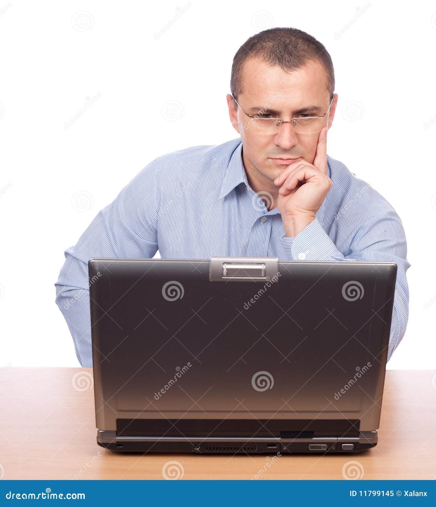 Giovane Uomo D'affari Che Lavora Al Computer Portatile Immagine Stock ...