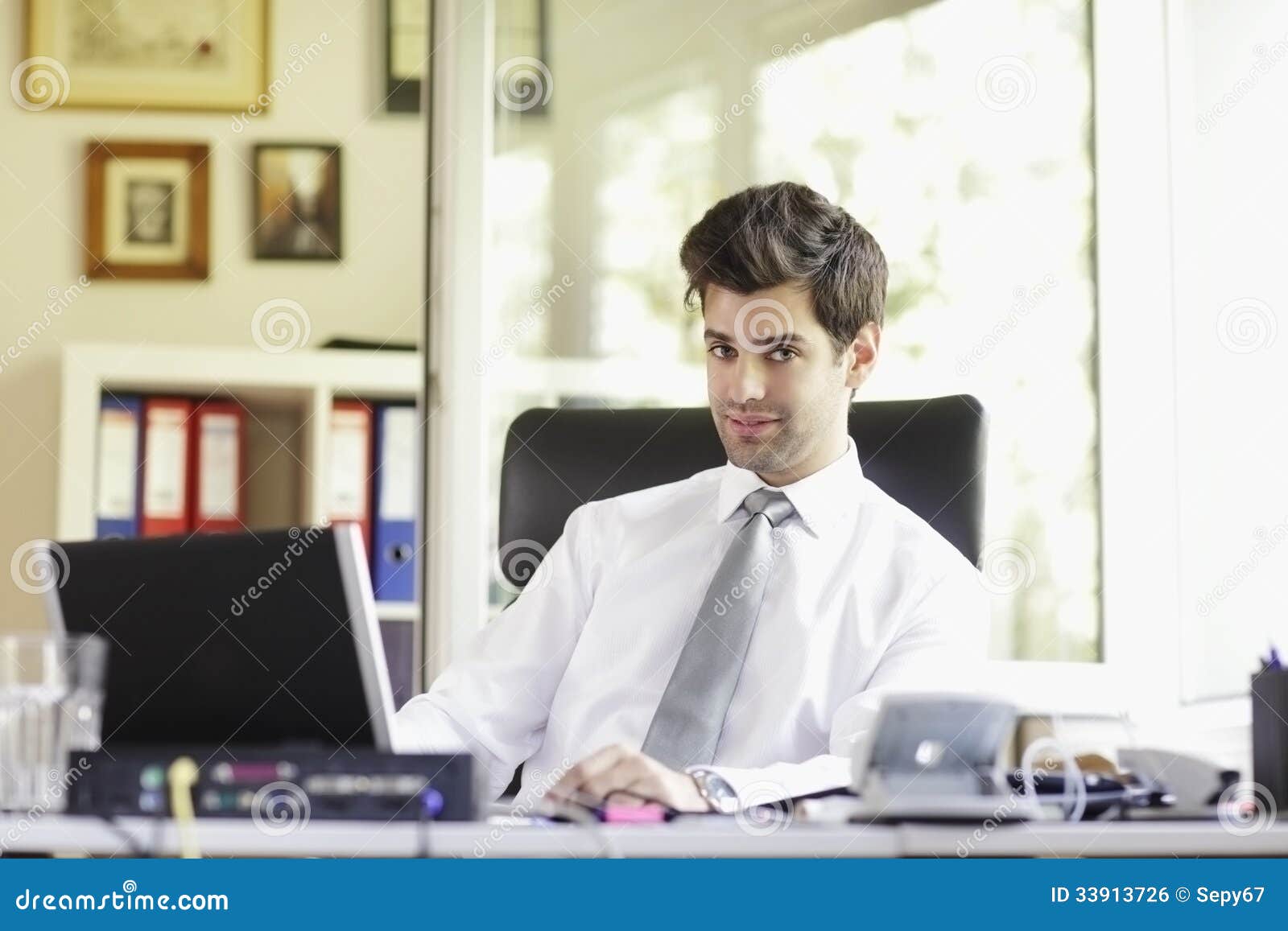 Giovane Uomo D'affari Che Lavora Al Computer Portatile Fotografia Stock ...