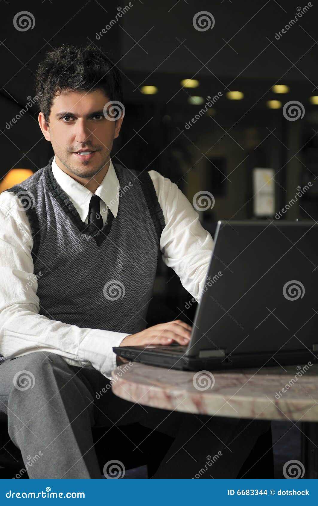 Giovane Uomo D'affari Che Lavora Al Computer Portatile Fotografia Stock ...