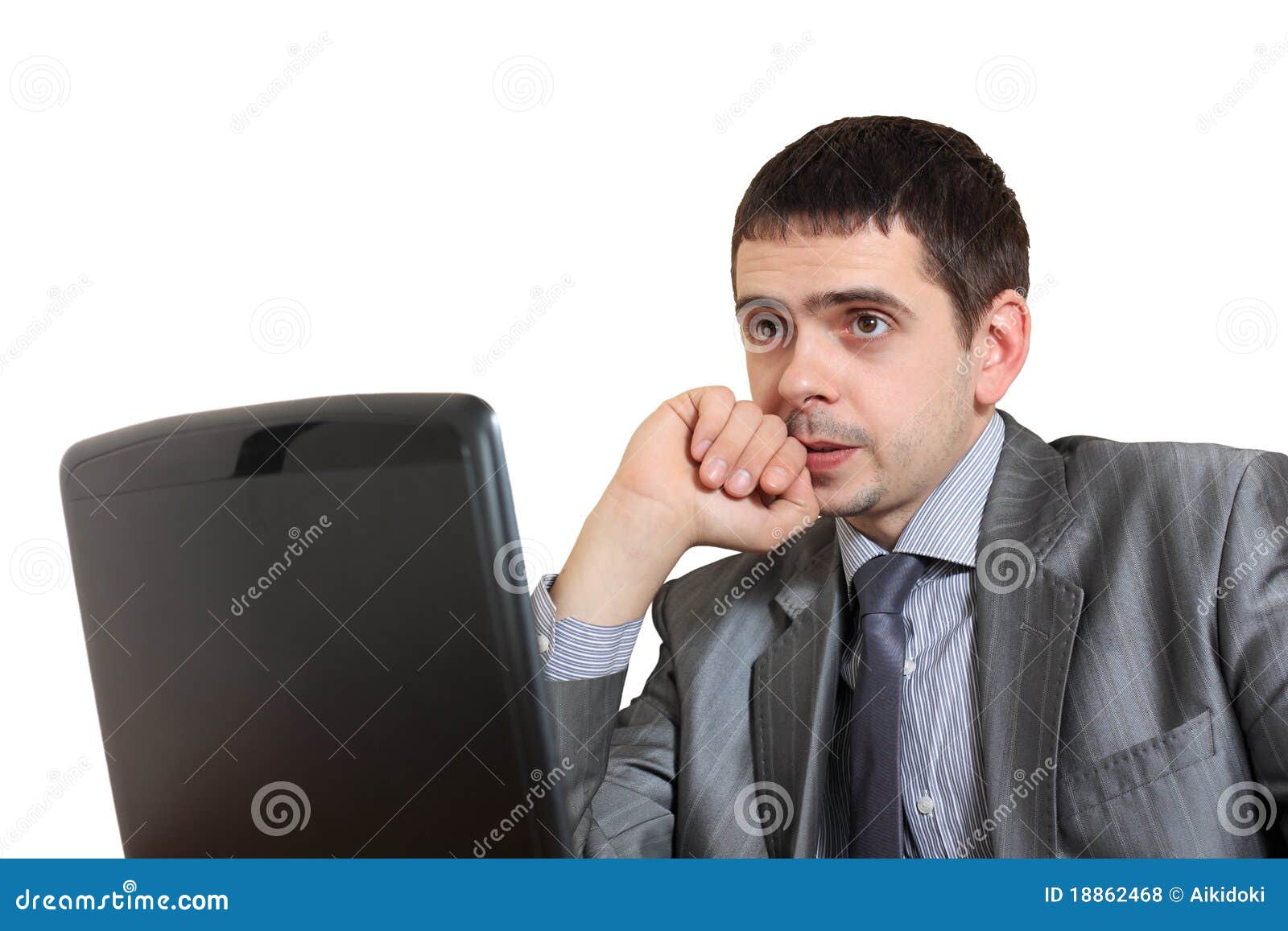 Giovane Uomo D'affari Serio Davanti Al Computer Portatile Fotografia ...