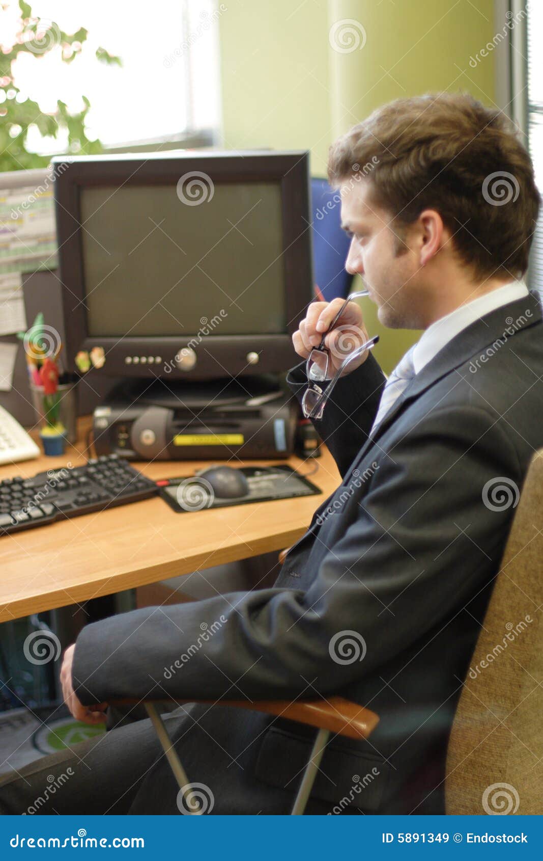 Giovane Uomo Di Affari Che Pensa Al Pc Immagine Stock - Immagine di ...