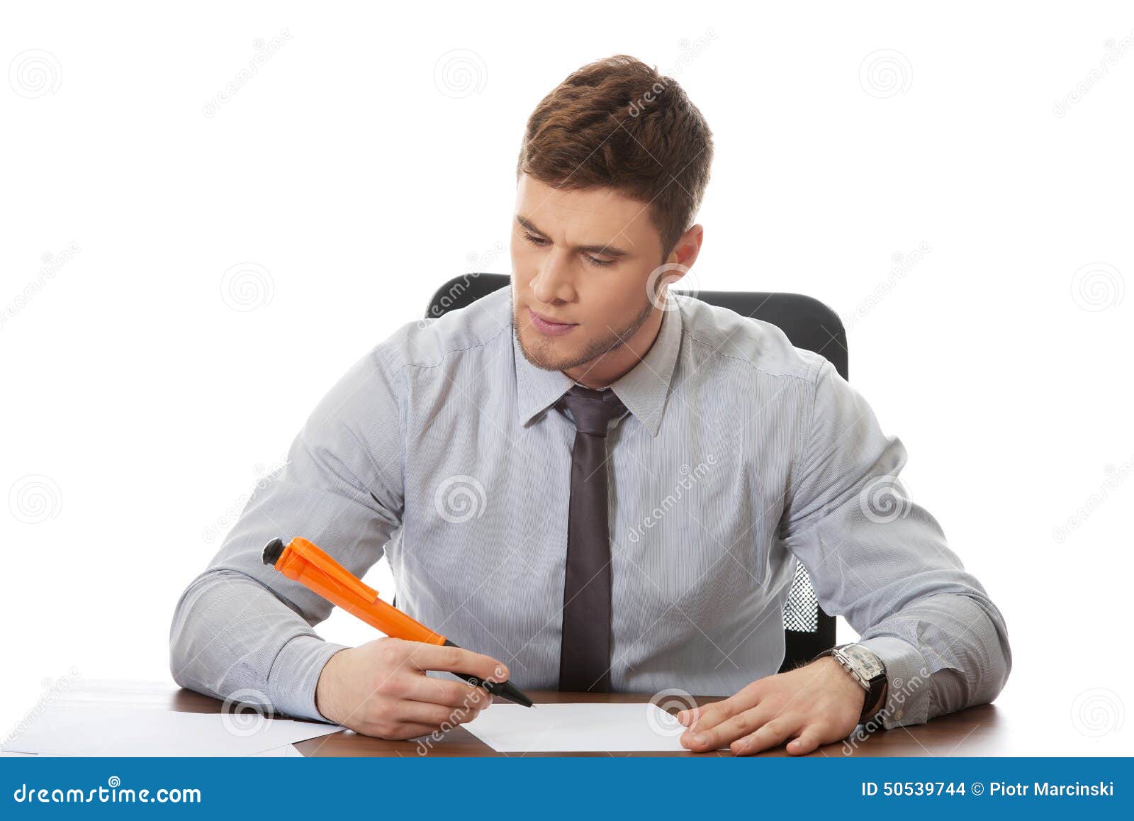 Giovane Uomo Di Affari Che Scrive Una Nota Fotografia Stock - Immagine ...