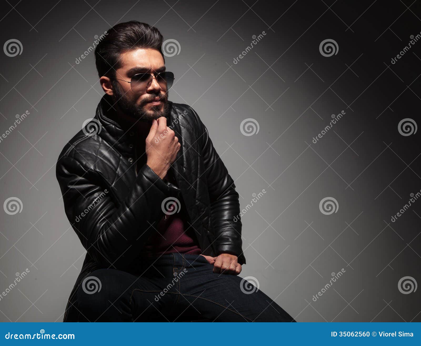 Giovane Uomo Premuroso Drammatico Di Modo Con La Barba Lunga Fotografia ... Giovane Uomo Premuroso Drammatico Di Modo Con La Barba Lunga Fotografia ...