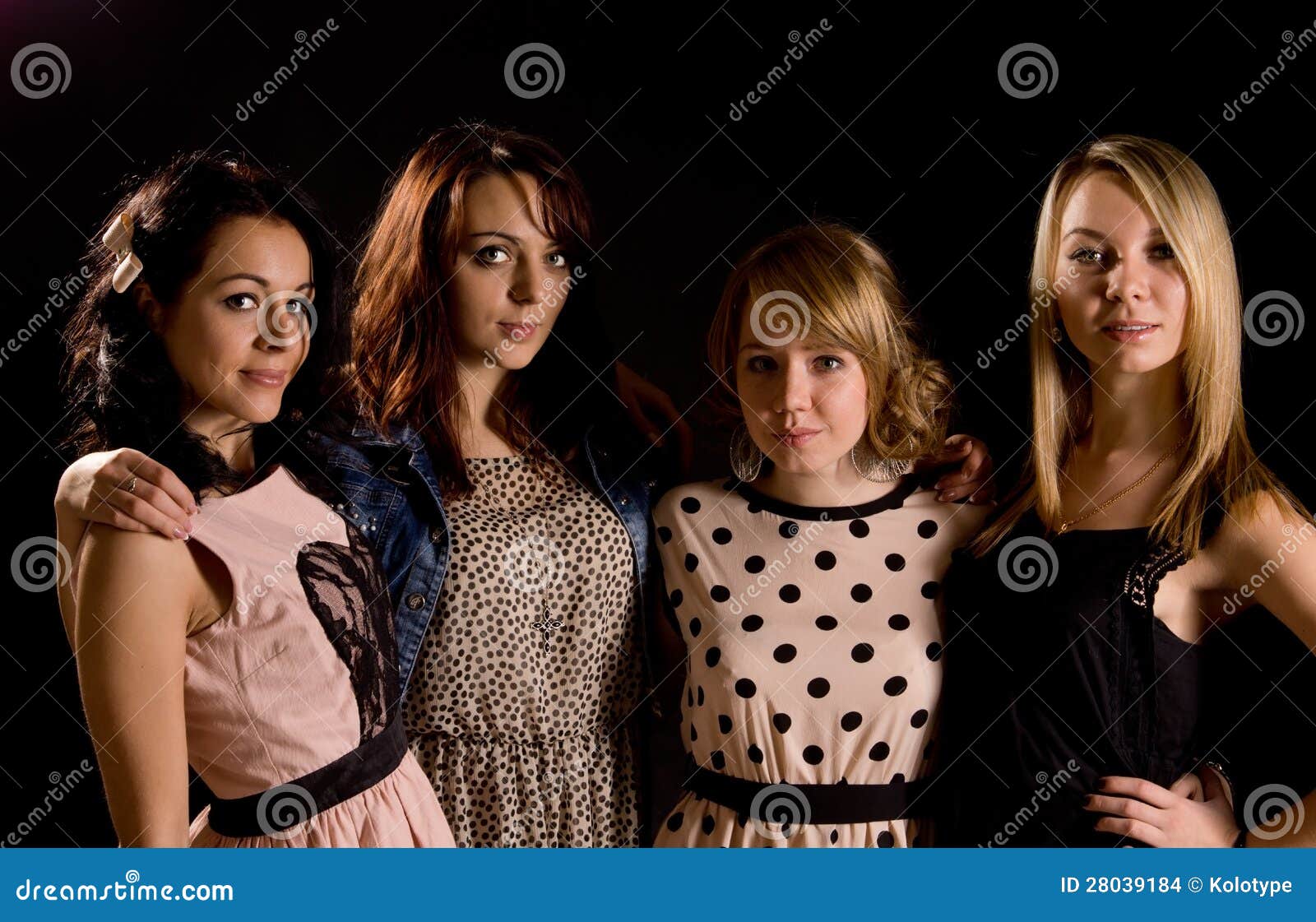 Giovani Adolescenti Alla Moda Su Una Notte Fuori Fotografia Stock ...