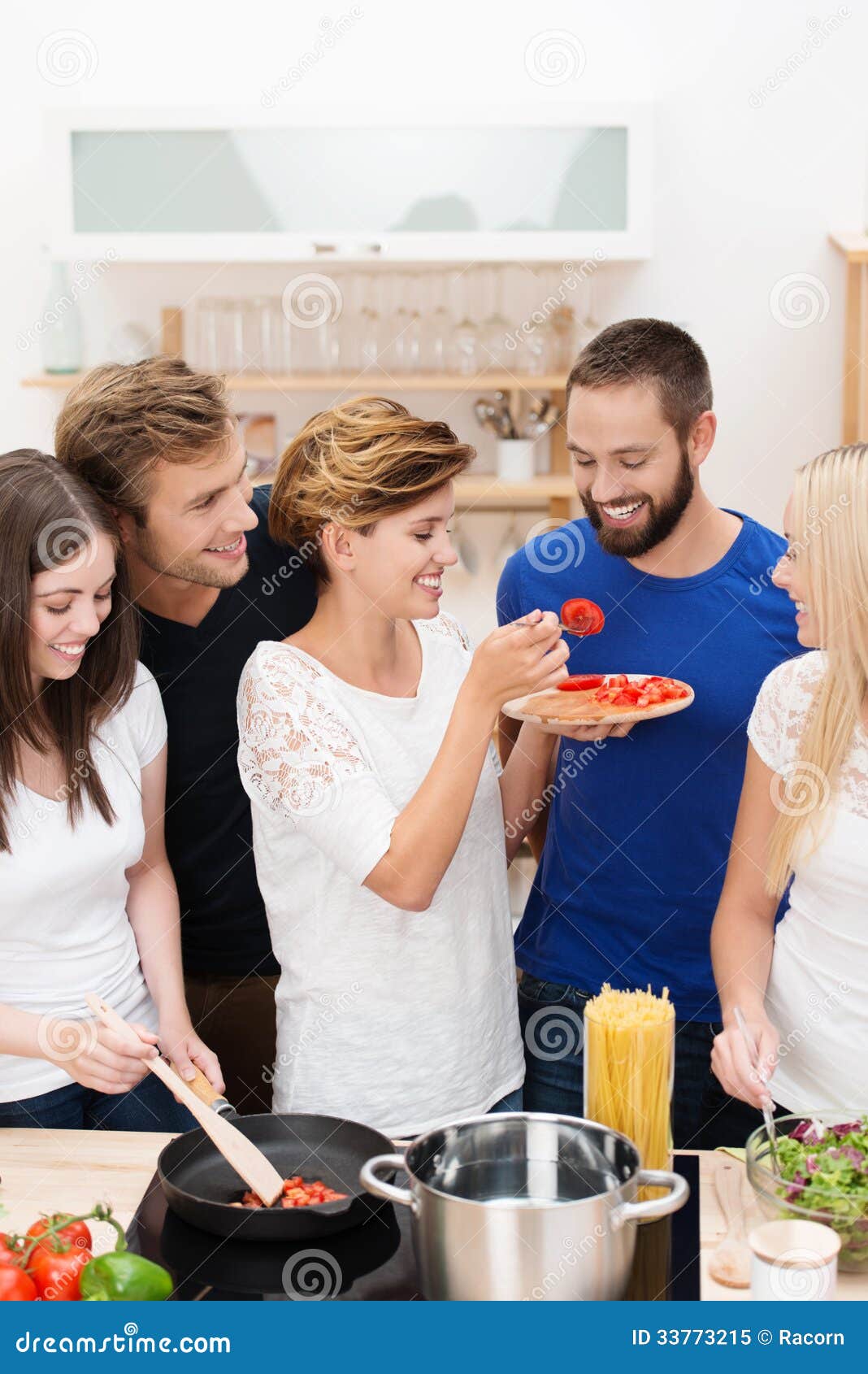 Giovani Amici Che Cucinano Insieme Cena Immagine Stock - Immagine di ...