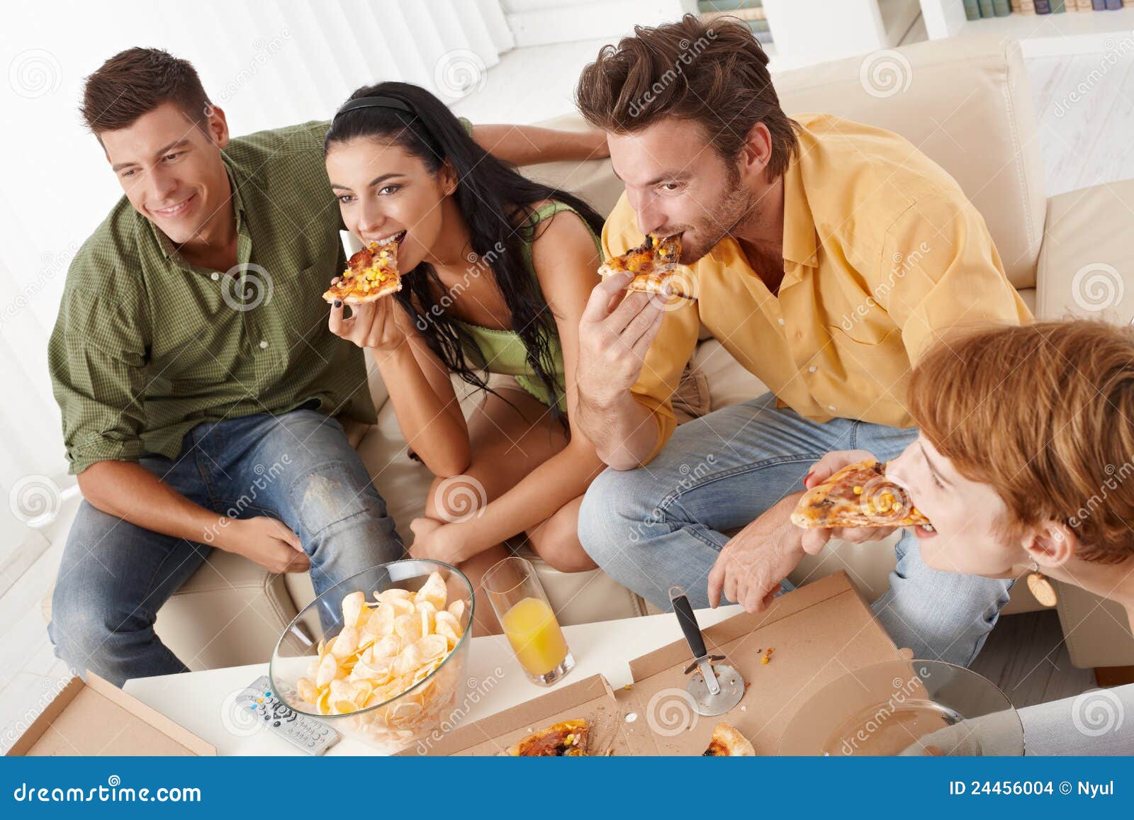 Giovani Amici Che Mangiano Pizza Nel Paese Fotografia Stock - Immagine ...