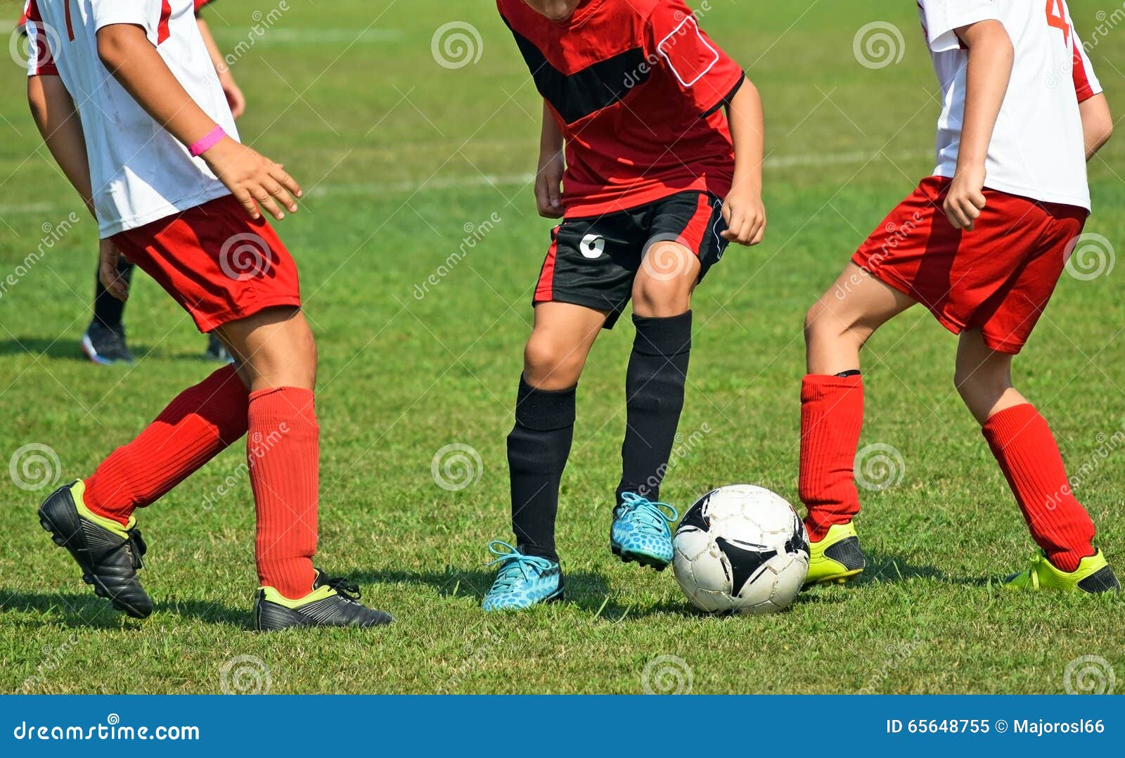 Giovani Calciatori Nell'azione Immagine Stock - Immagine di azione ...