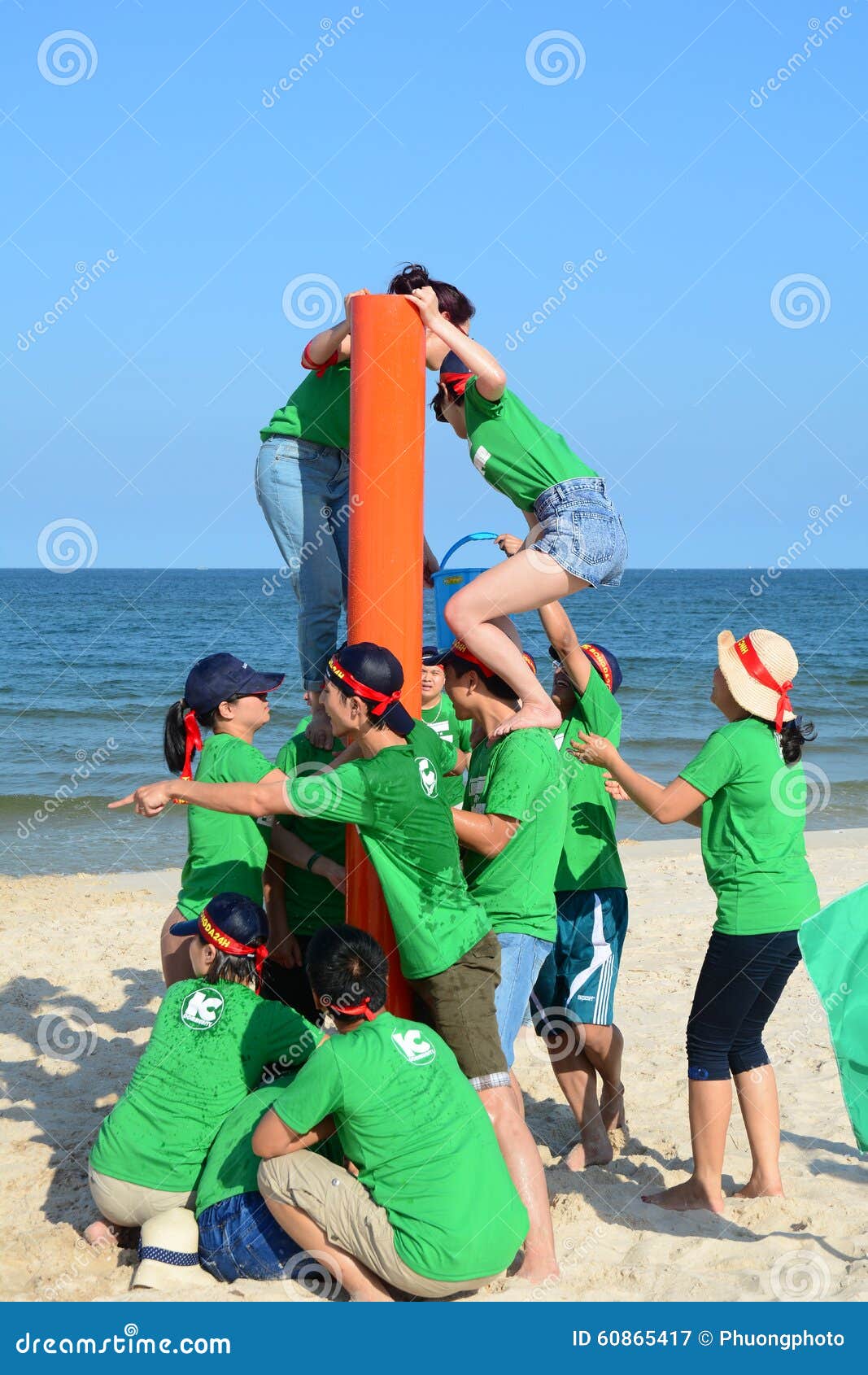 Giovani Che Giocano Un Gioco Dello Sport Di Squadra Fotografia ...