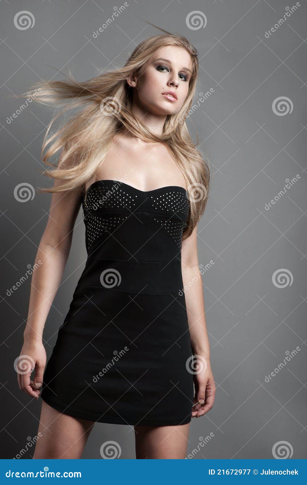 Giovani Che Propongono Donna Alla Moda Con Capelli Giusti Immagine ...