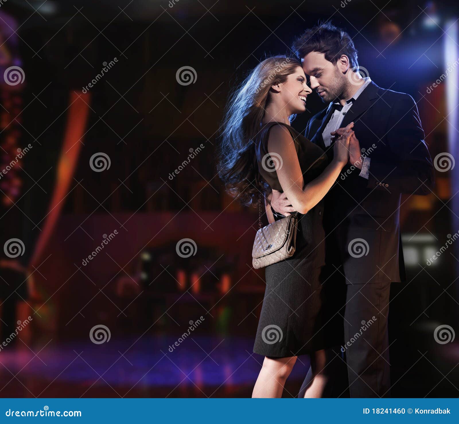 Giovani Coppie in Vestiti Da Sera Eleganti Fotografia Stock - Immagine ...