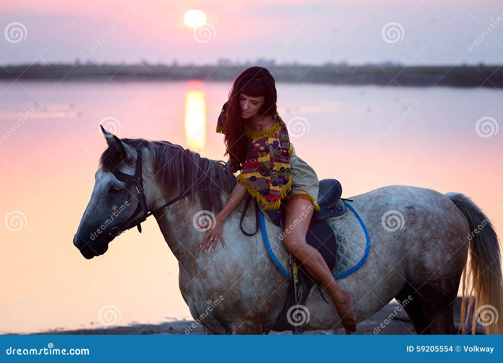 Giovani Donne Che Montano Un Cavallo Fotografia Stock - Immagine di ...