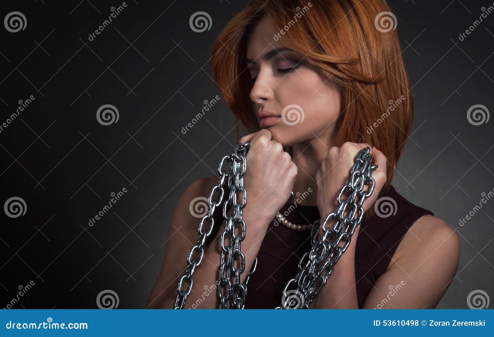 Giovani donne incatenate fotografia stock. Immagine di idee - 53610498