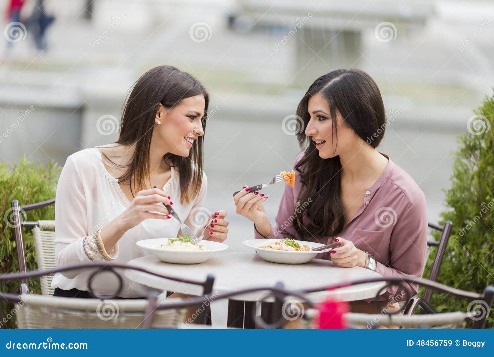 Giovani Donne in Ristorante Immagine Stock - Immagine di aperto, amici ...
