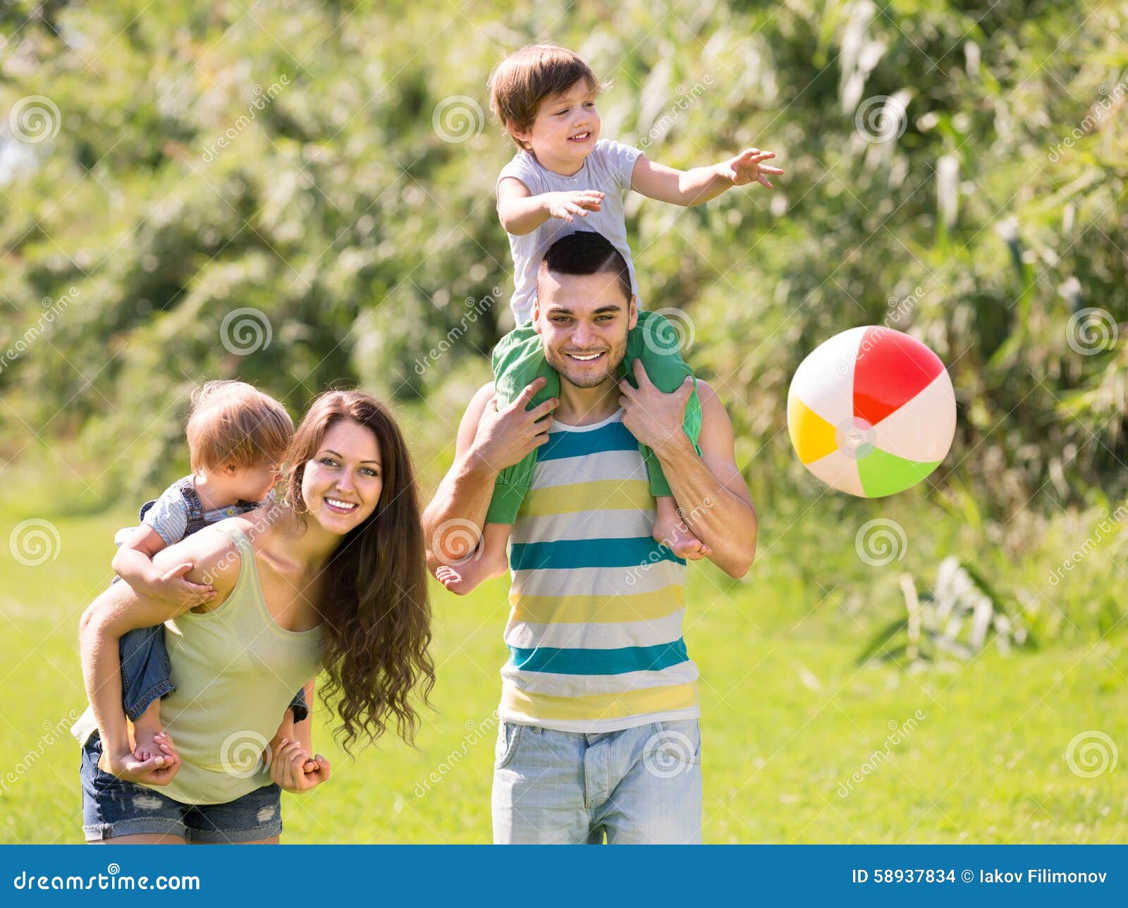 Giovani Genitori Con Due Bambini Fotografia Stock - Immagine di femmina ...