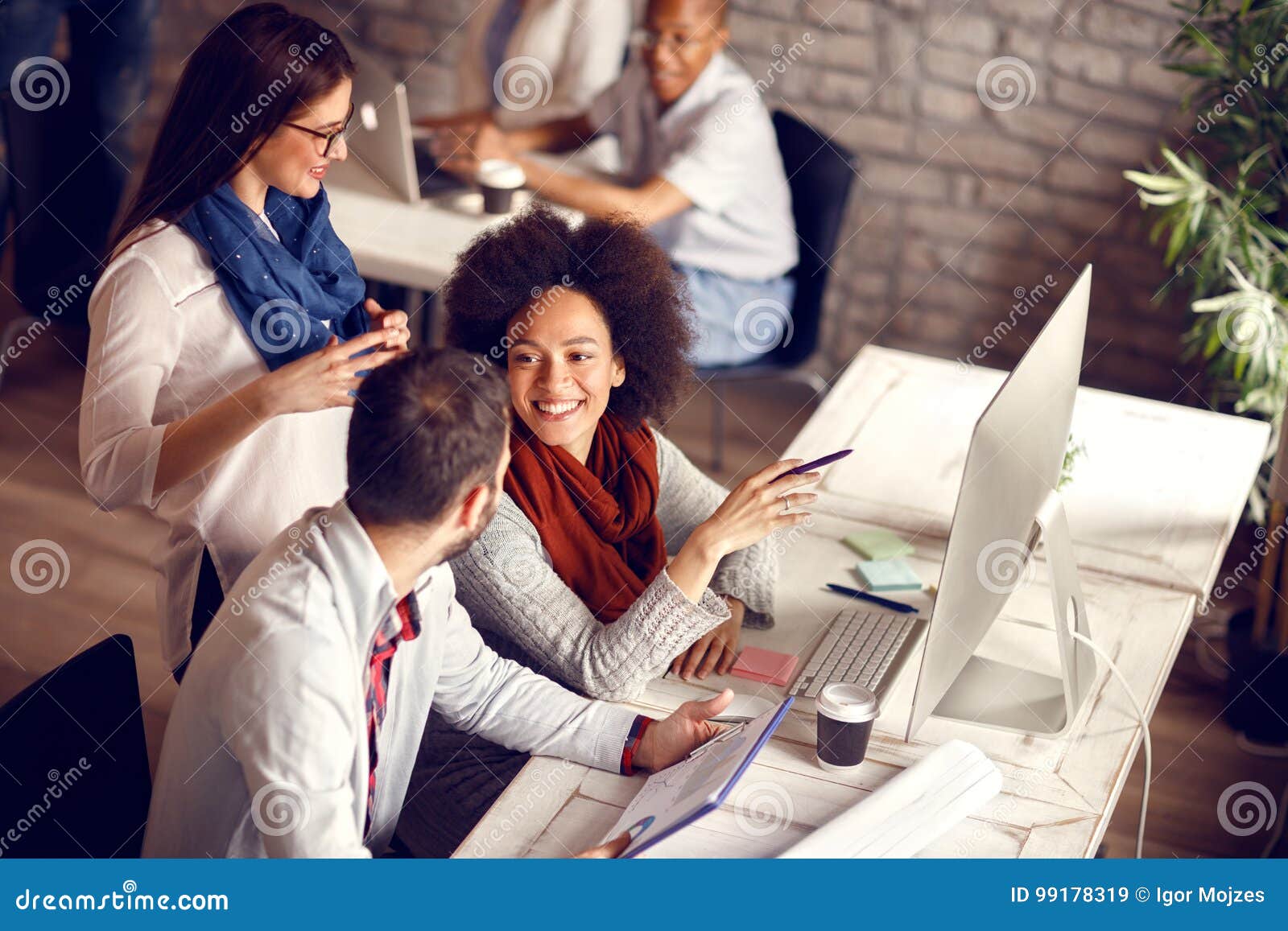 Giovani Impiegati in Ufficio Immagine Stock - Immagine di disegno ...