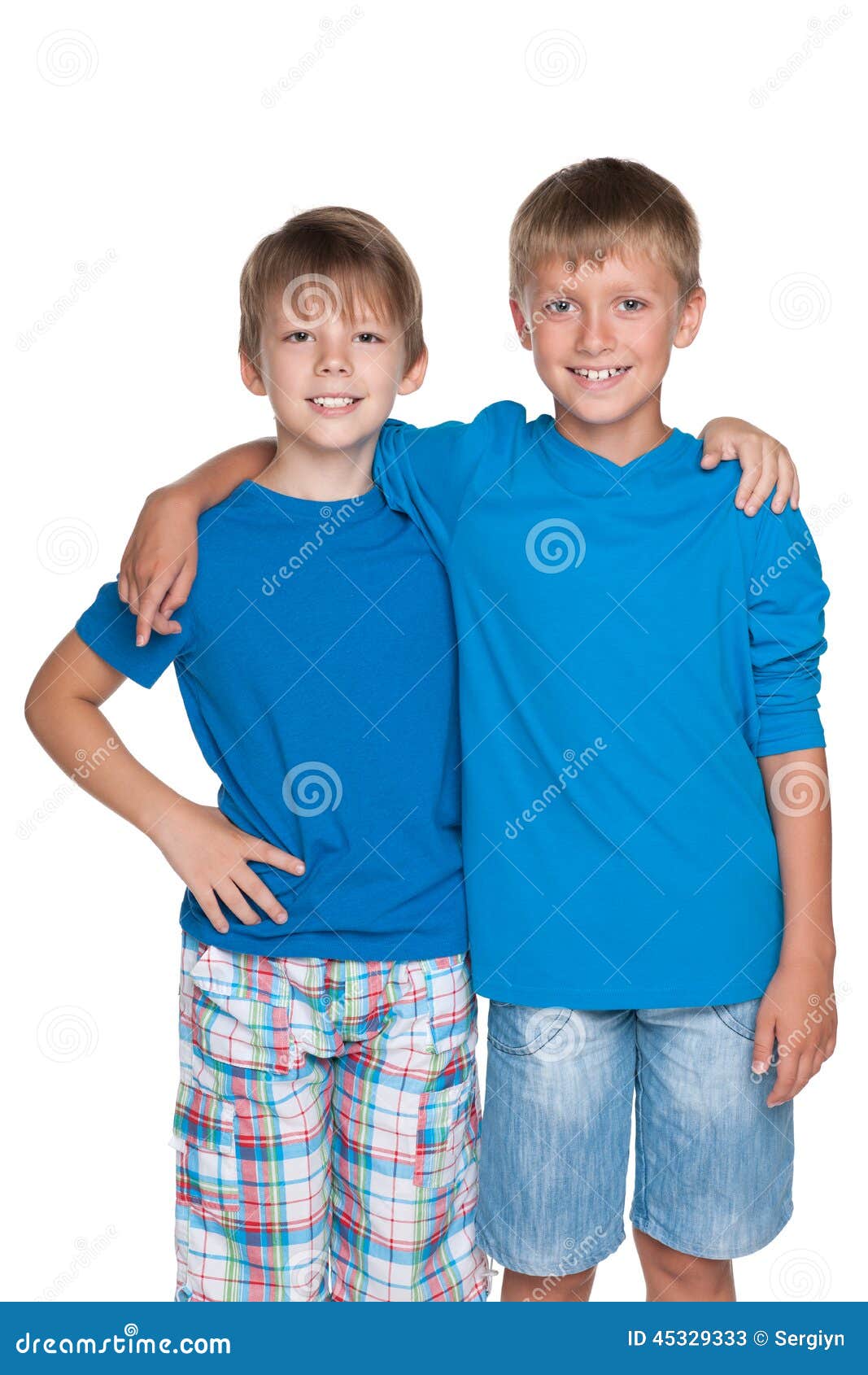 Giovani ragazzi bei immagine stock. Immagine di posizione - 45329333