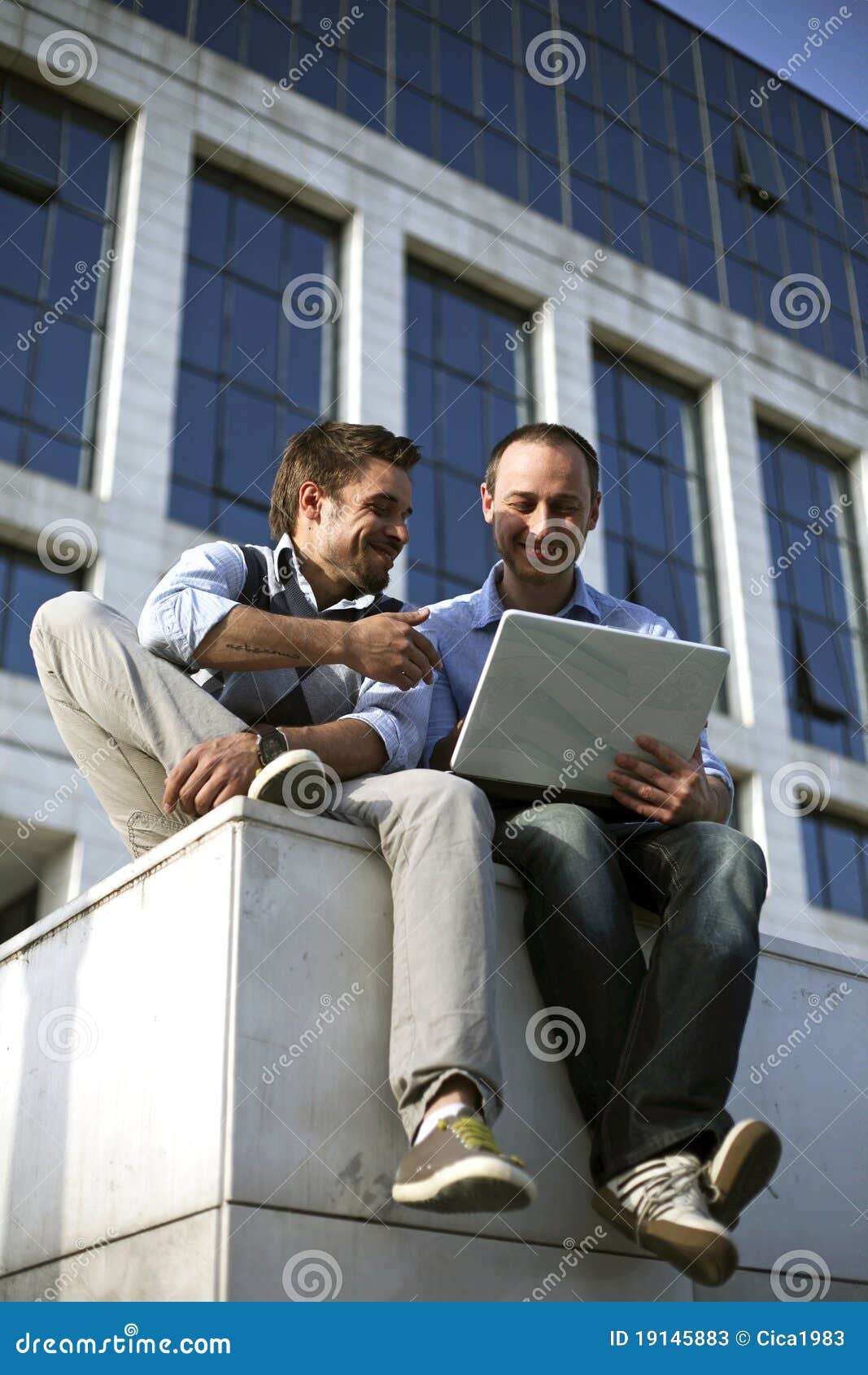 Giovani Ragazzi Che Lavorano Al Computer Portatile Immagine Stock ...