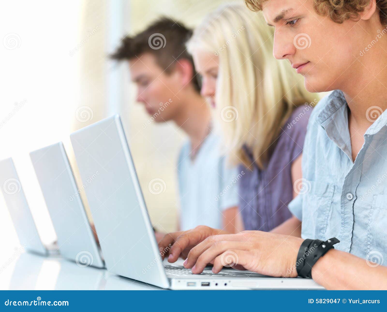 Giovani Ragazzi E Ragazze Che Lavorano Al Computer Portatile Immagine ...