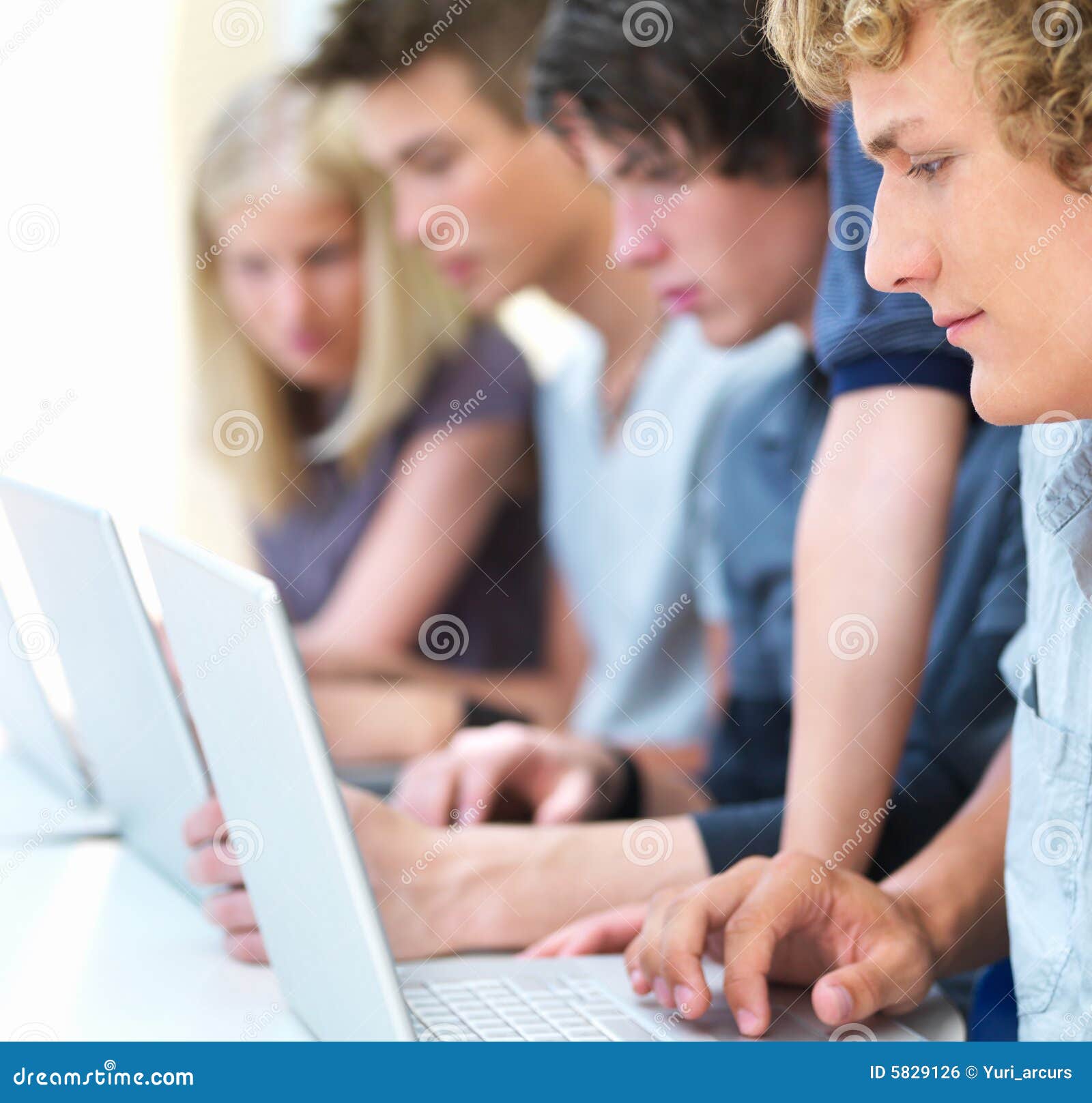 Giovani Ragazzi E Ragazze Che Lavorano Al Computer Portatile Fotografia ...