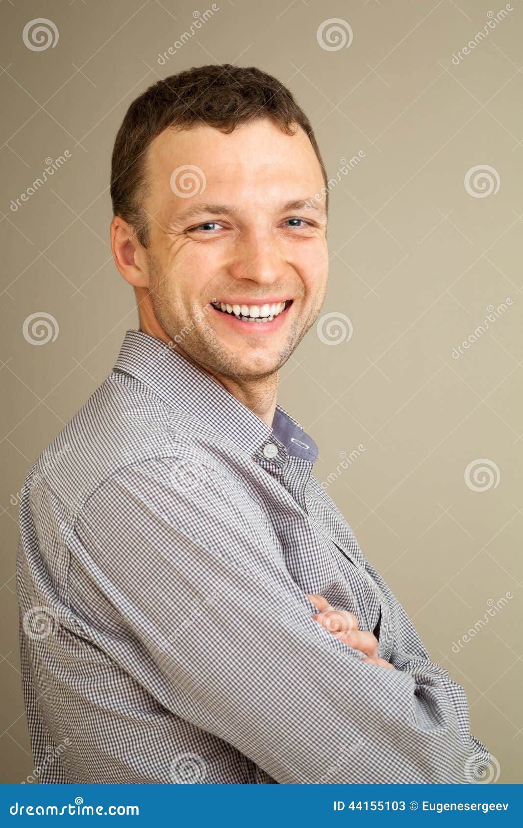 Giovani Risate Caucasiche Dell'uomo, Ritratto Casuale Immagine Stock ...