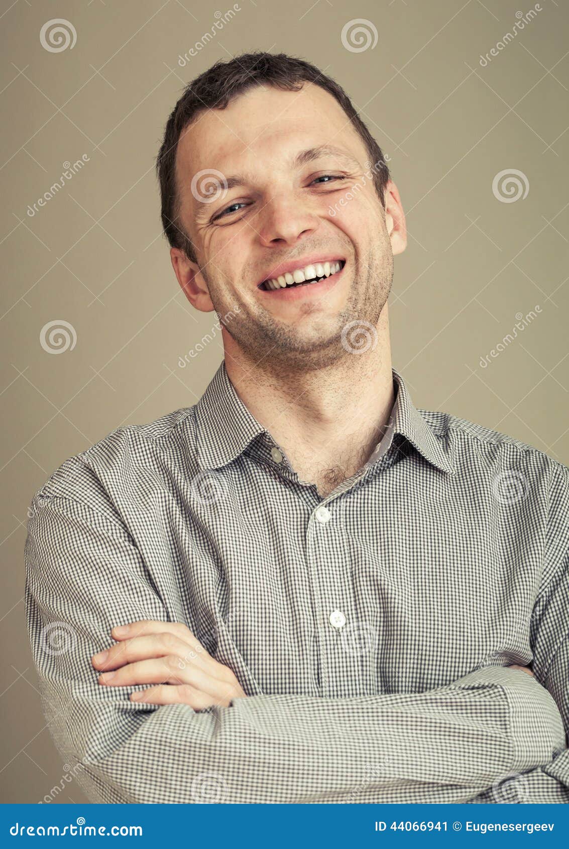 Giovani Risate Caucasiche Dell'uomo, Ritratto Dello Studio Immagine ...