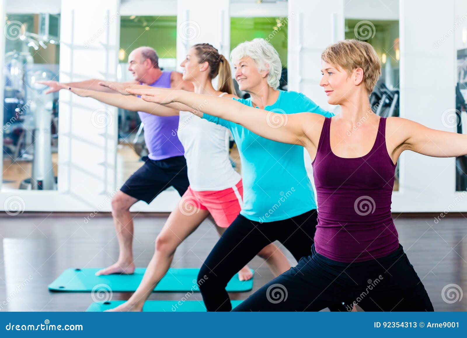 Giovani Senior E Che Fanno Ginnastica in Palestra Immagine Stock ...