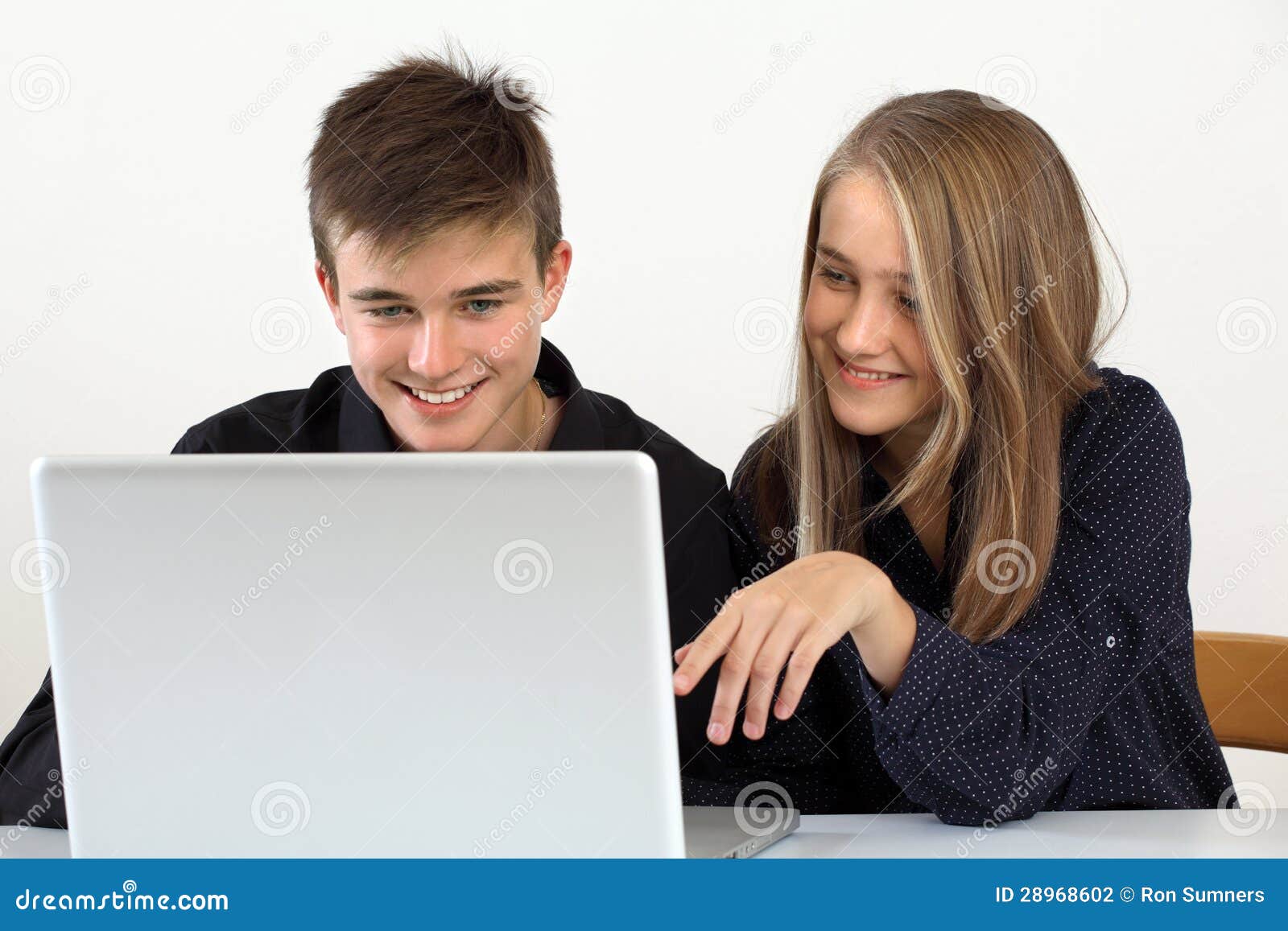 Giovani Studenti Che Lavorano Ad Un Computer Portatile Fotografia Stock ...