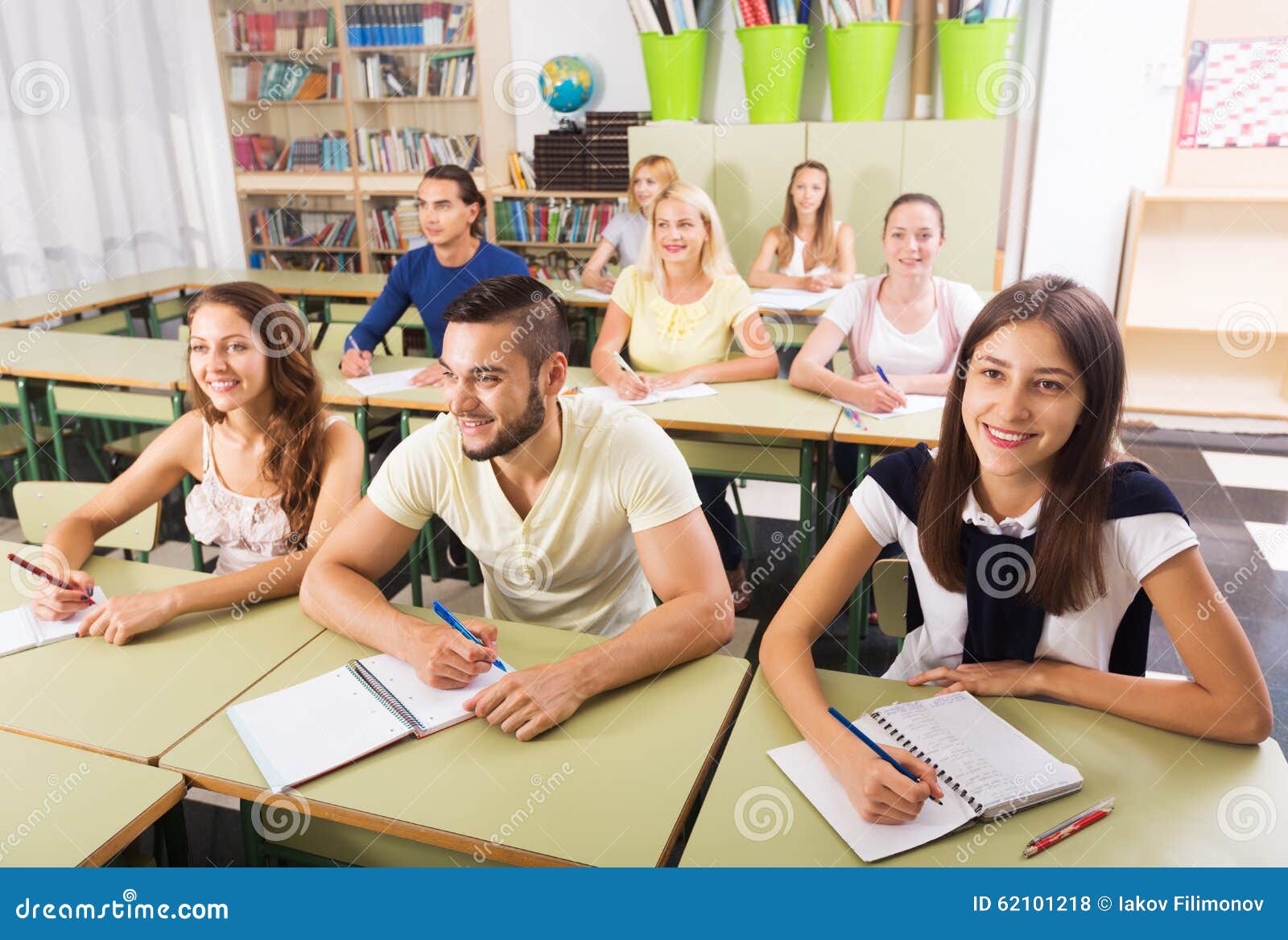 Giovani Studenti Che Studiano Nell'aula Fotografia Stock - Immagine di ...