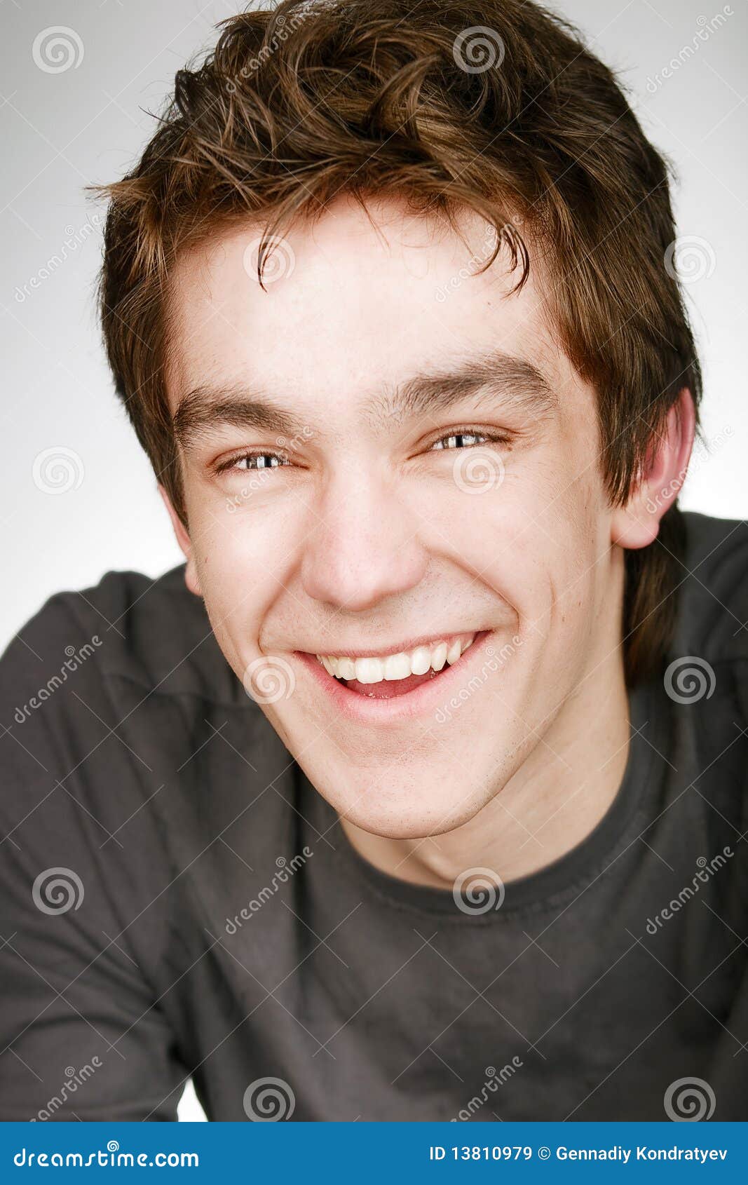 Giovanotto sorridente immagine stock. Immagine di lifestyle - 13810979