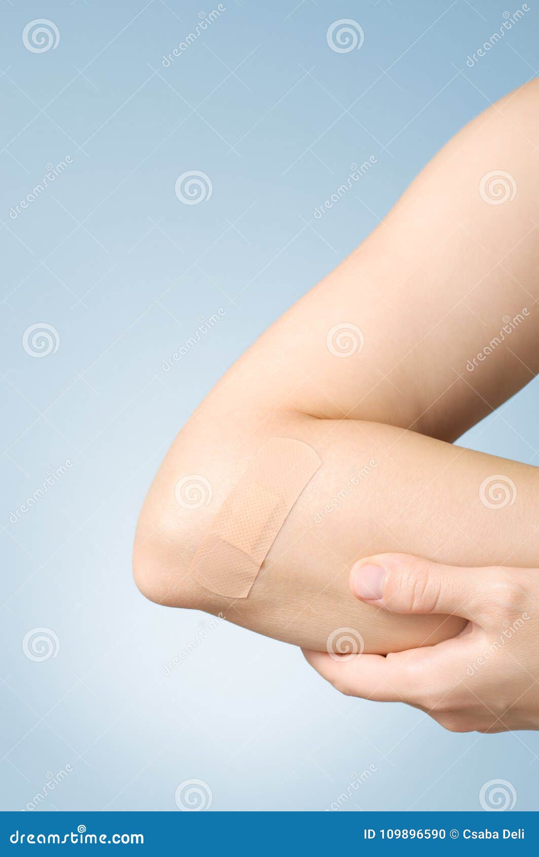 Gips auf weiblichem Arm stockfoto. Bild von hilfsmittel - 109896590