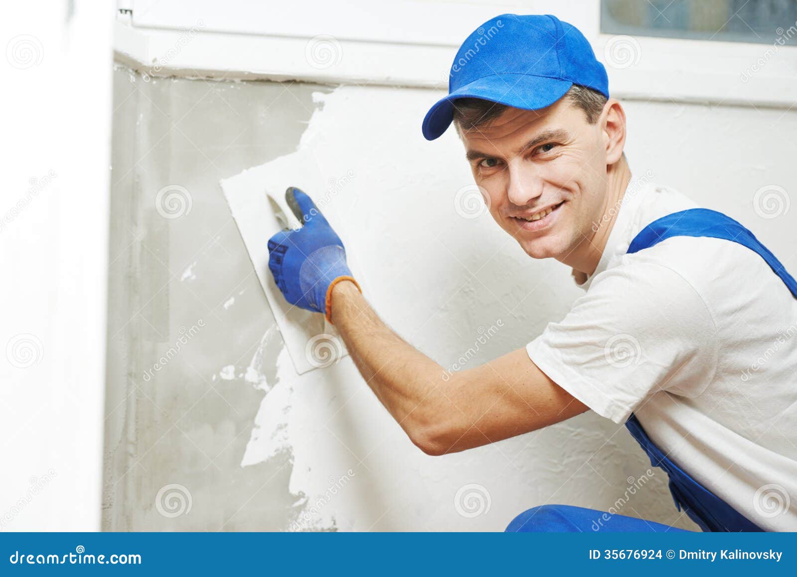 Gipser Bei Der Innenwandarbeit Stockfoto - Bild von aufbau, mann: 35676924