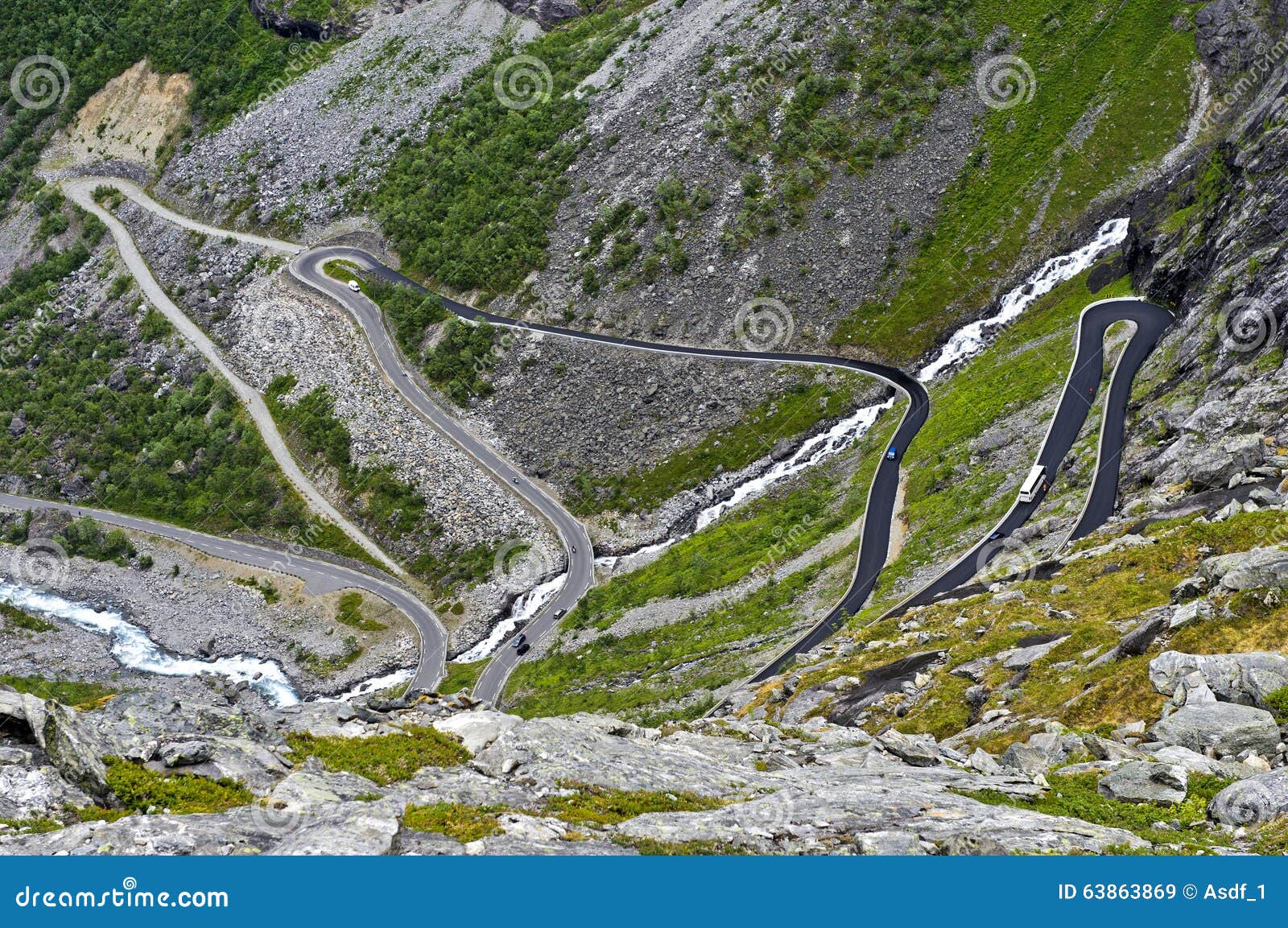 Giri Di Una Strada Della Montagna Immagine Stock - Immagine di ...