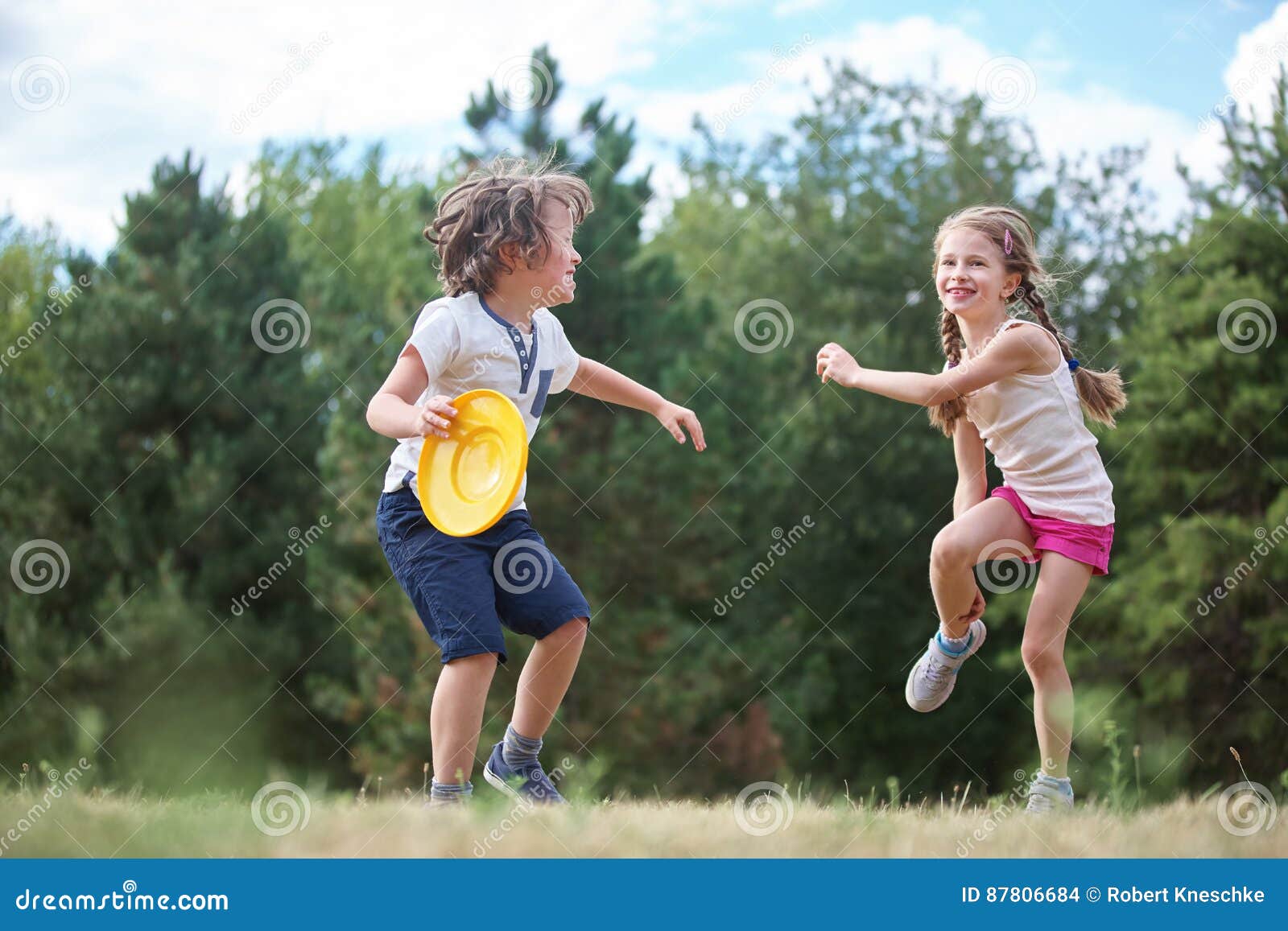 Girl and Boy Playing Frisbee Stock Photo - Image of frisbee, kids: 87806684