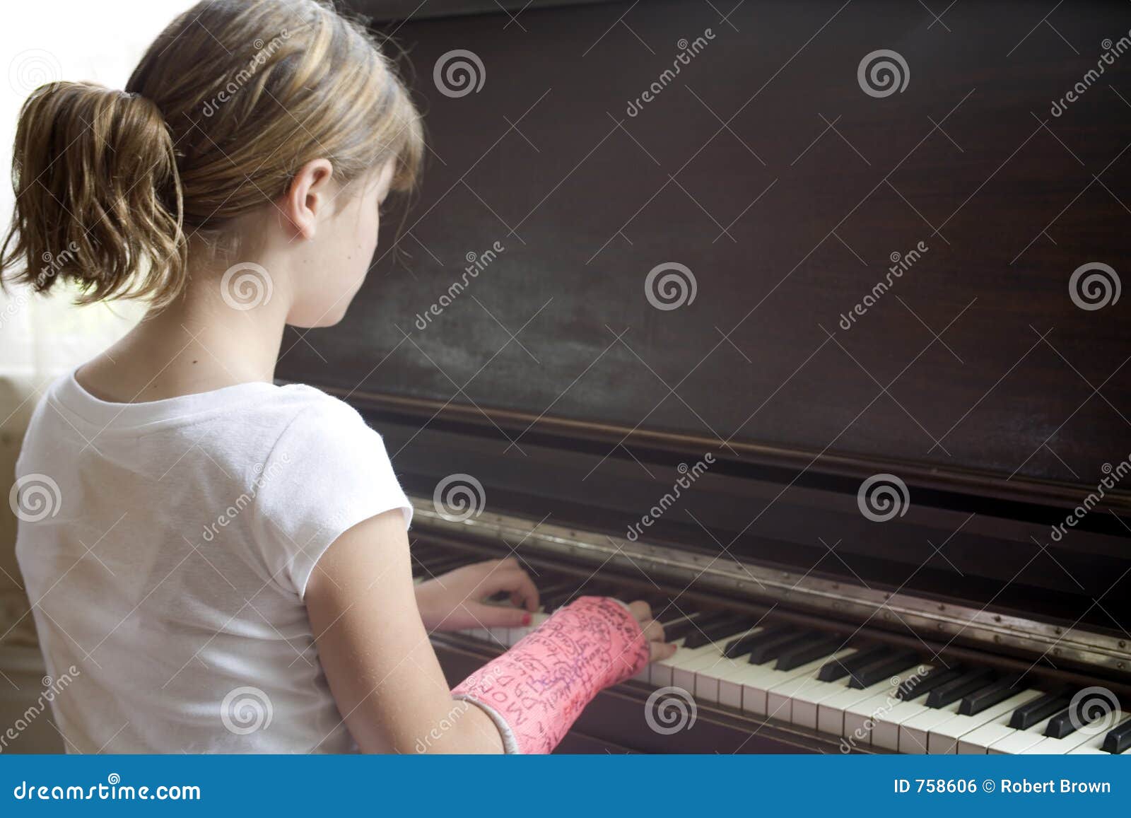 Girl with Broken Arm Plays Piano Stock Photo - Image of eleven, bandage ...
