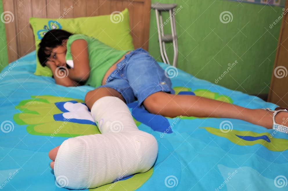Girl with broken leg stock image. Image of painfull, girl - 19093975