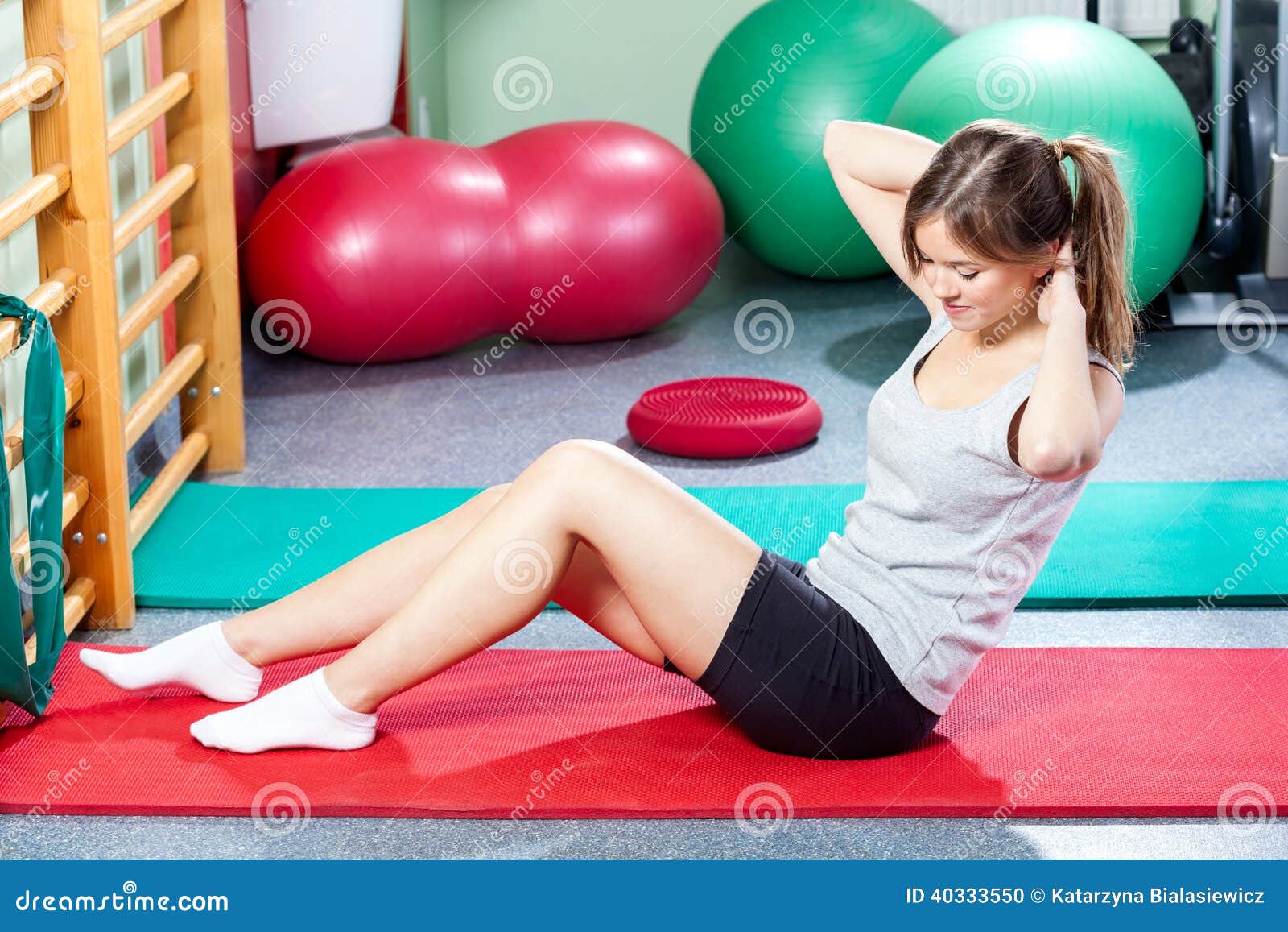 Girl Doing Crunches on Gym Mat Stock Photo - Image of stretch, recovery ...