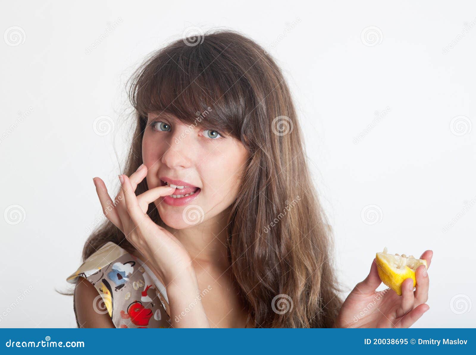The girl eats a lemon stock image. Image of color, portraits - 20038695