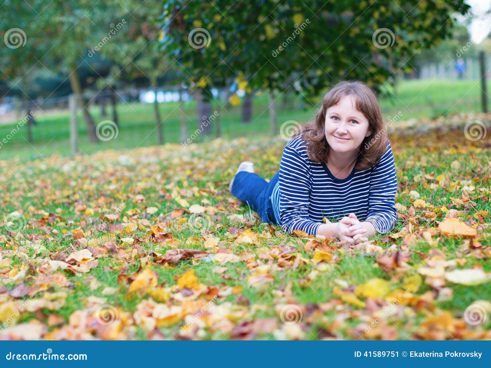 Girl Enjoying Bright Fall Day in Park Stock Image - Image of jardin ...
