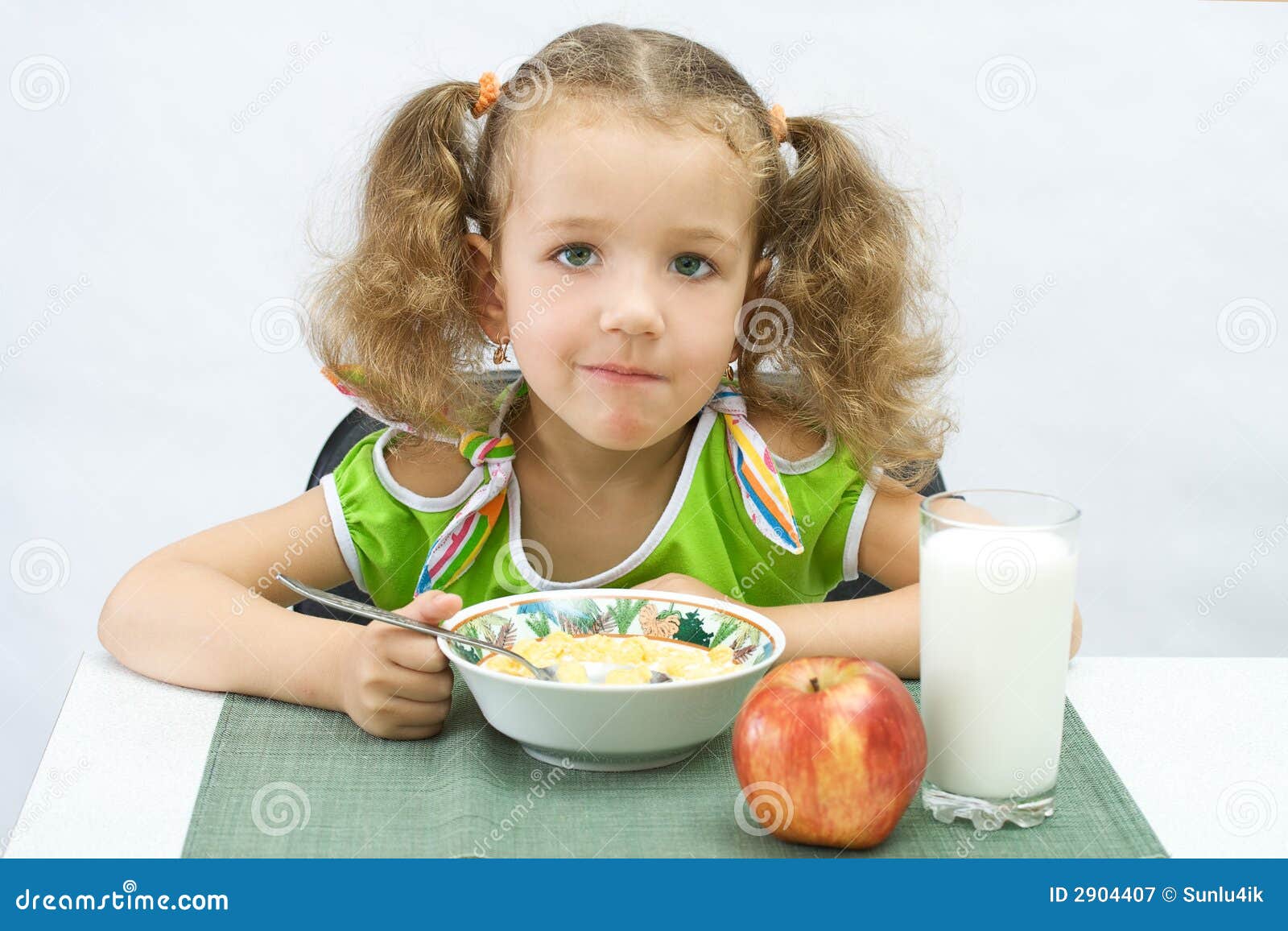 The girl has breakfast stock image. Image of fruits, flakes - 2904407