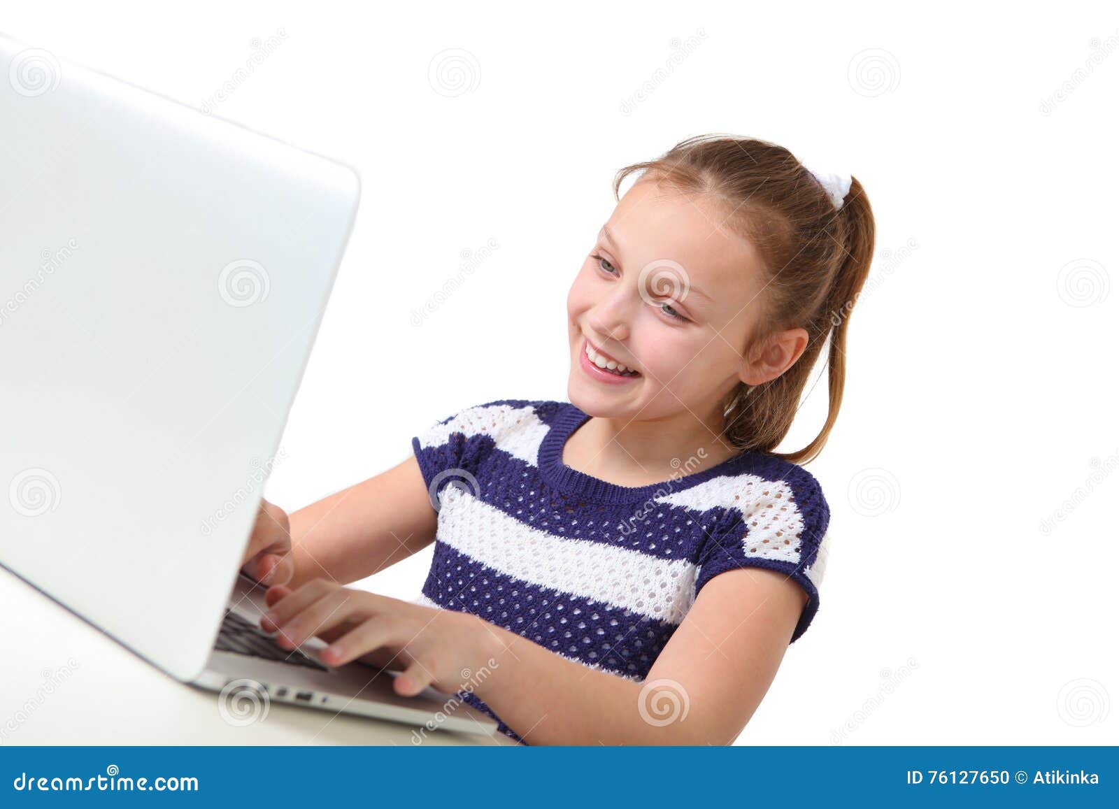 Girl laptop using στοκ εικόνες. εικόνα από - 76127650