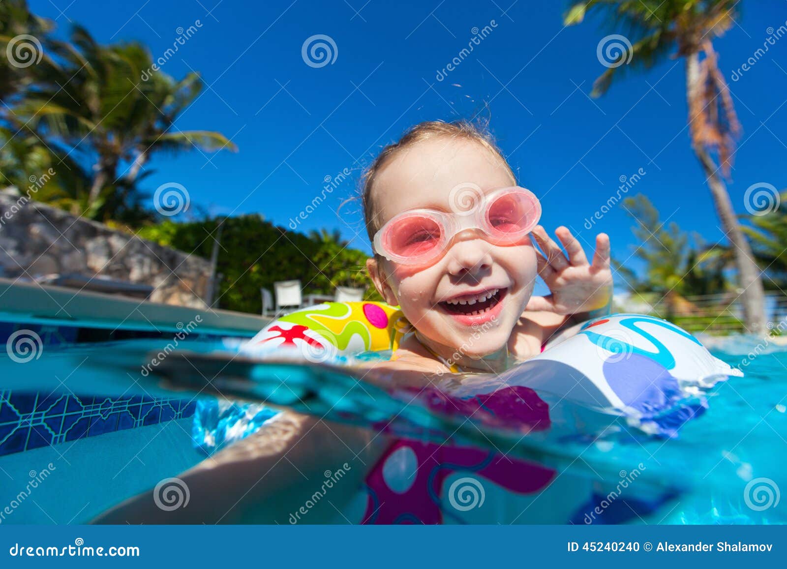 Girl little pool 库存照片. 图片 包括有 水下, 子项, 乐趣, 放松, 孩子, 少许 - 45240240