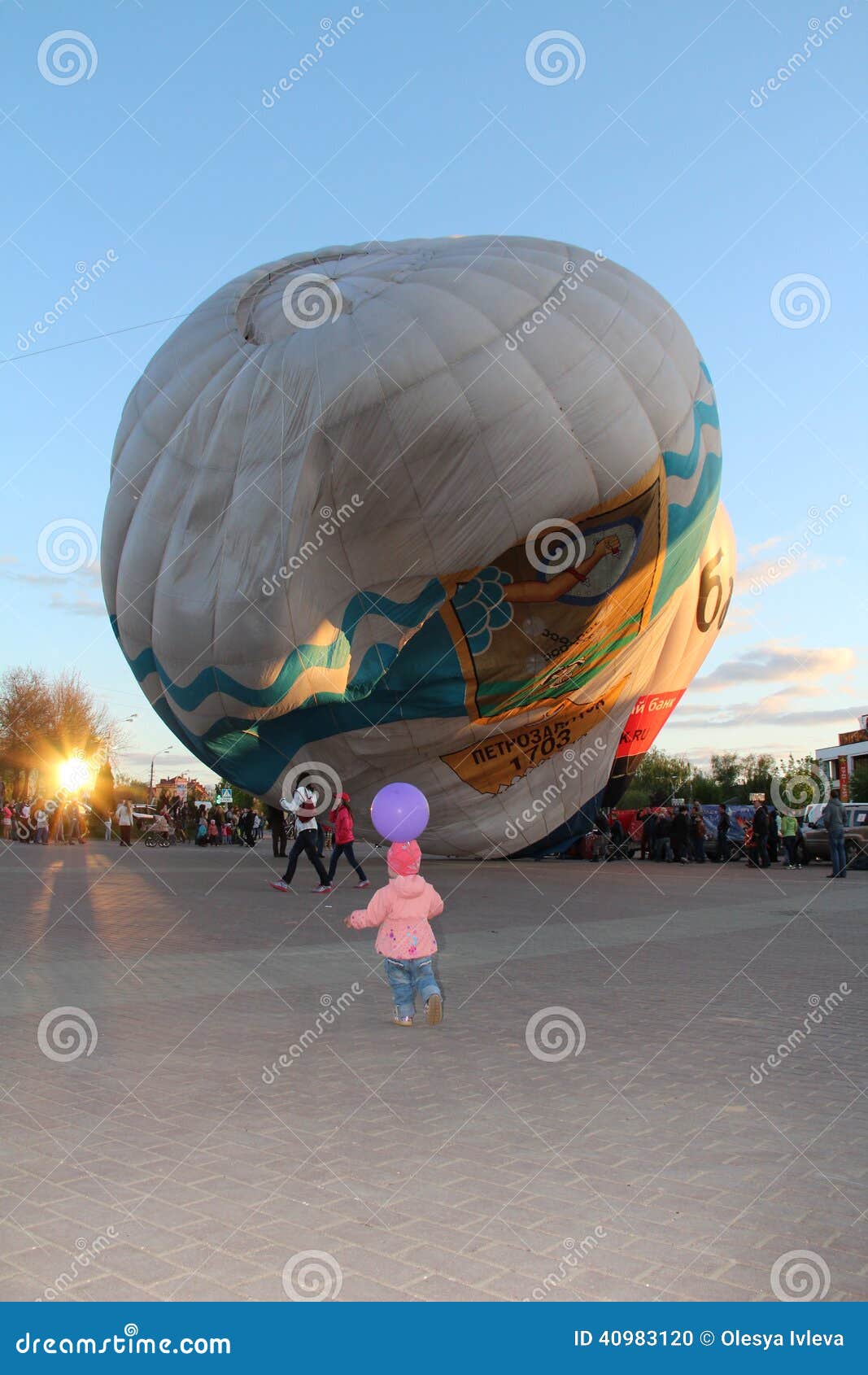 The Girl Running To a Balloon Editorial Image - Image of balloon, area ...