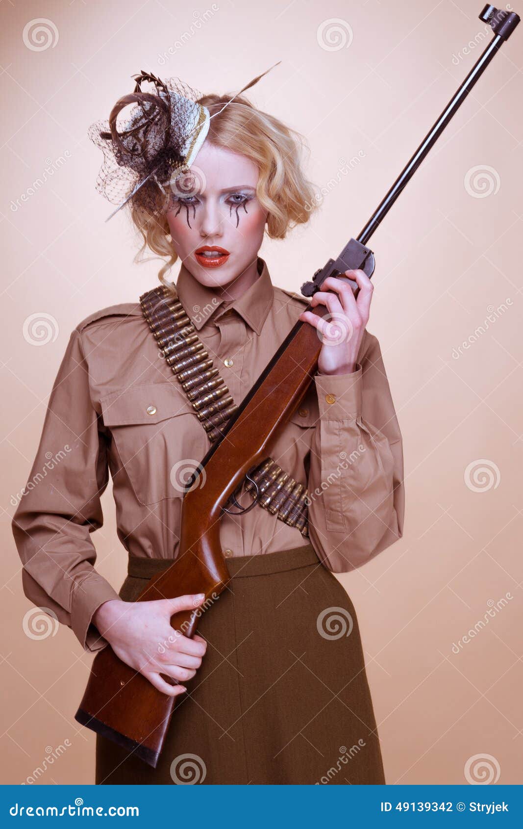 Girl Scout De Moda Holding Rifle Foto de archivo - Imagen de expresar ...