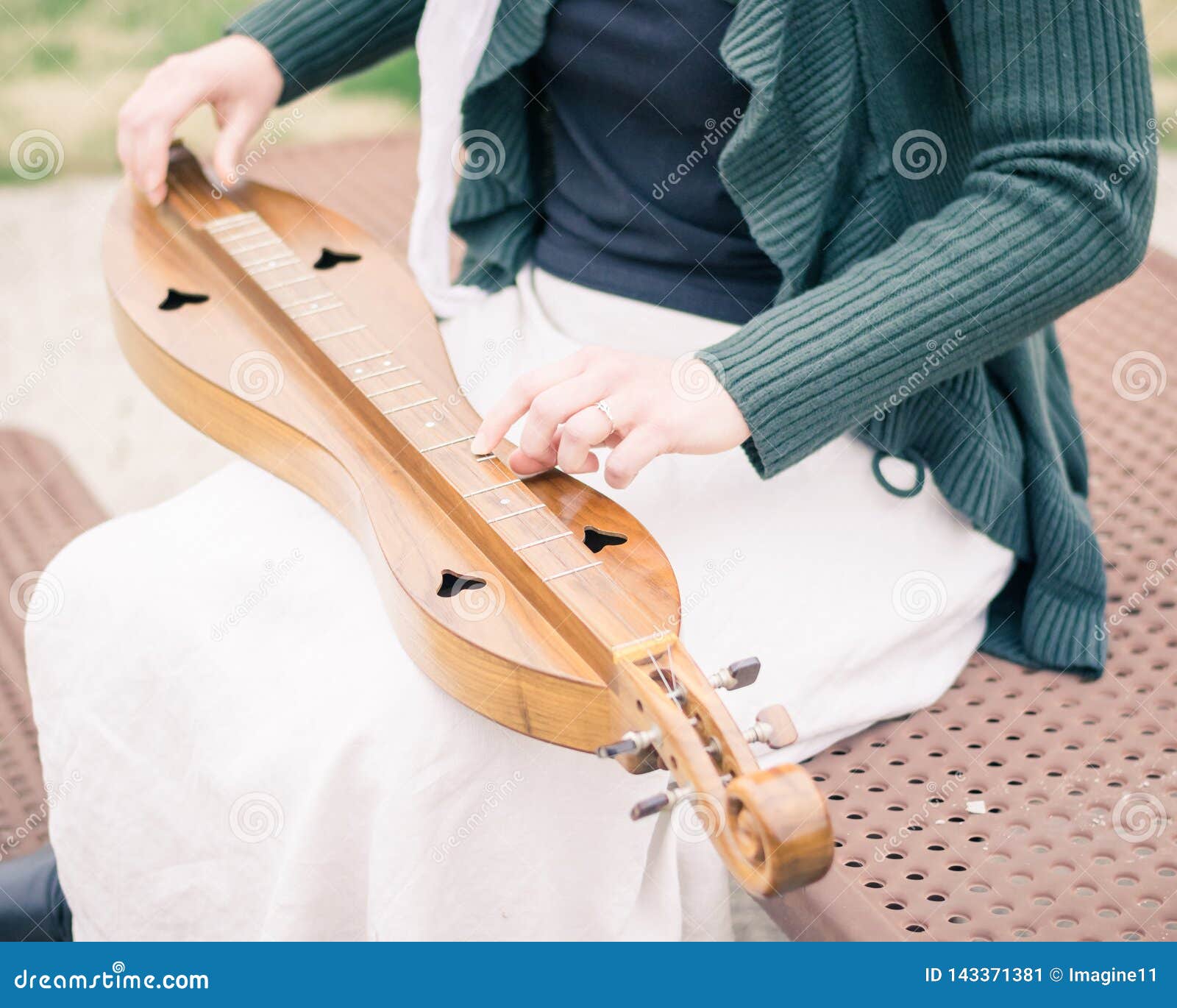 Girl Seated Playing Mountain Dulcimer Stock Image - Image of mountain ... Girl Seated Playing Mountain Dulcimer Stock Image - Image of mountain ...