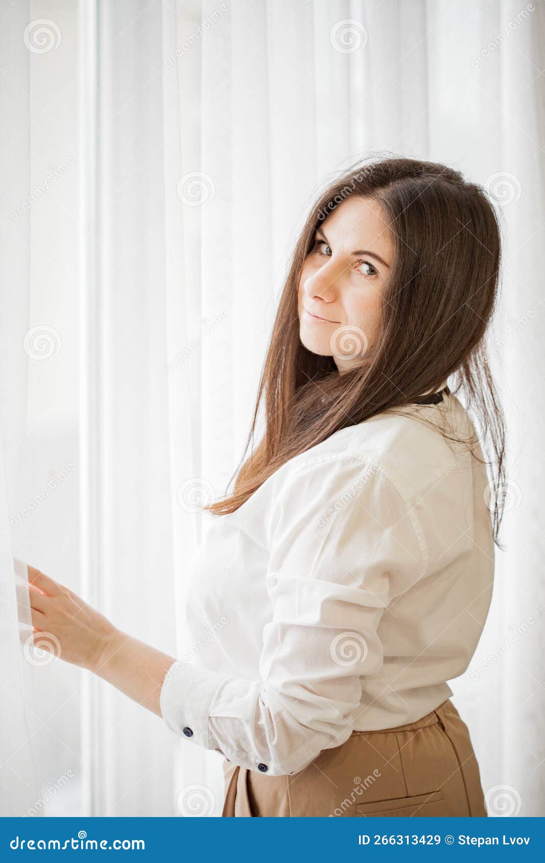 Room Full People One Stands Out Stock Photos - Free & Royalty-Free ...