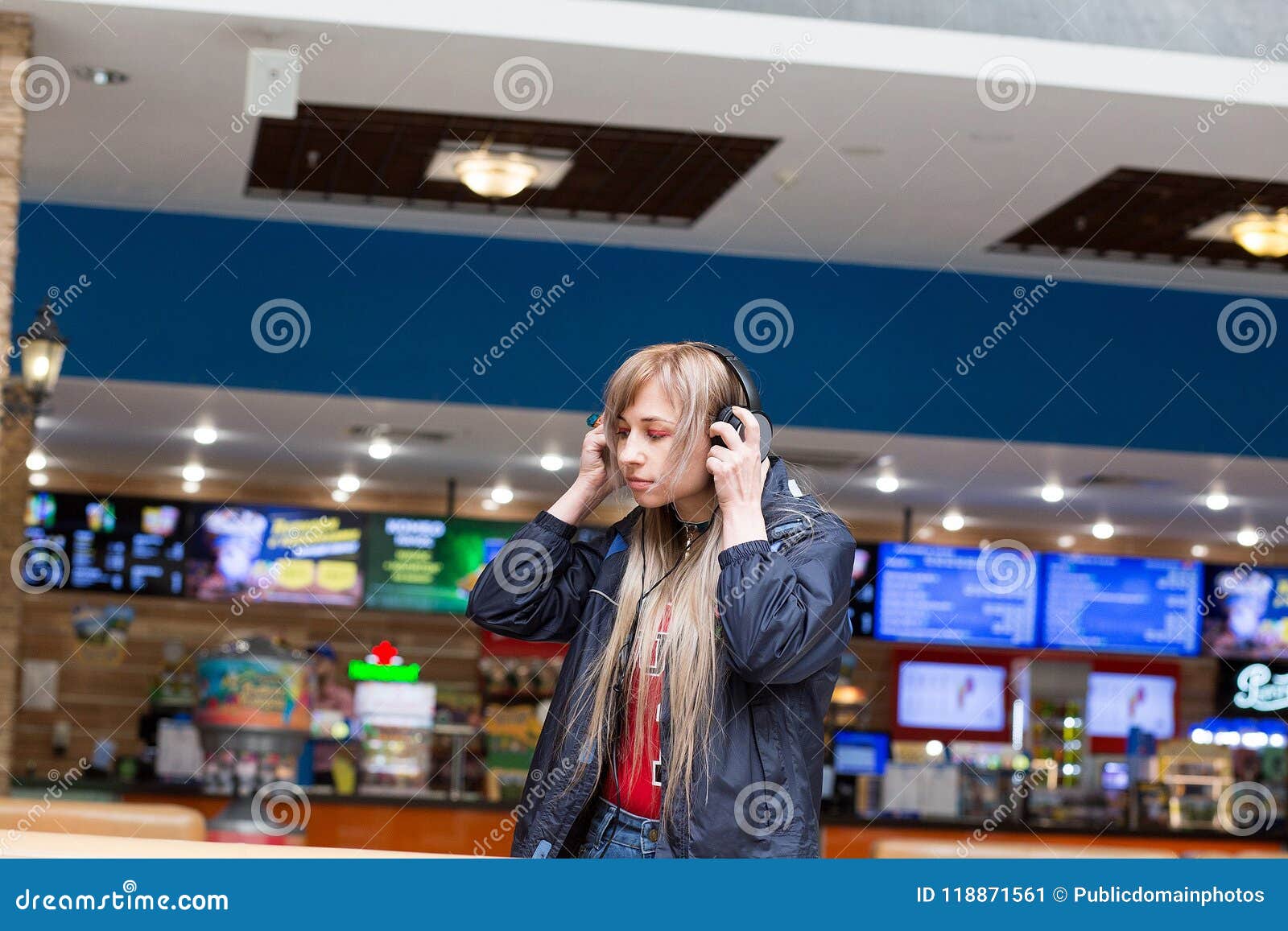 Girl, Supermarket, Retail Picture. Image: 118871561