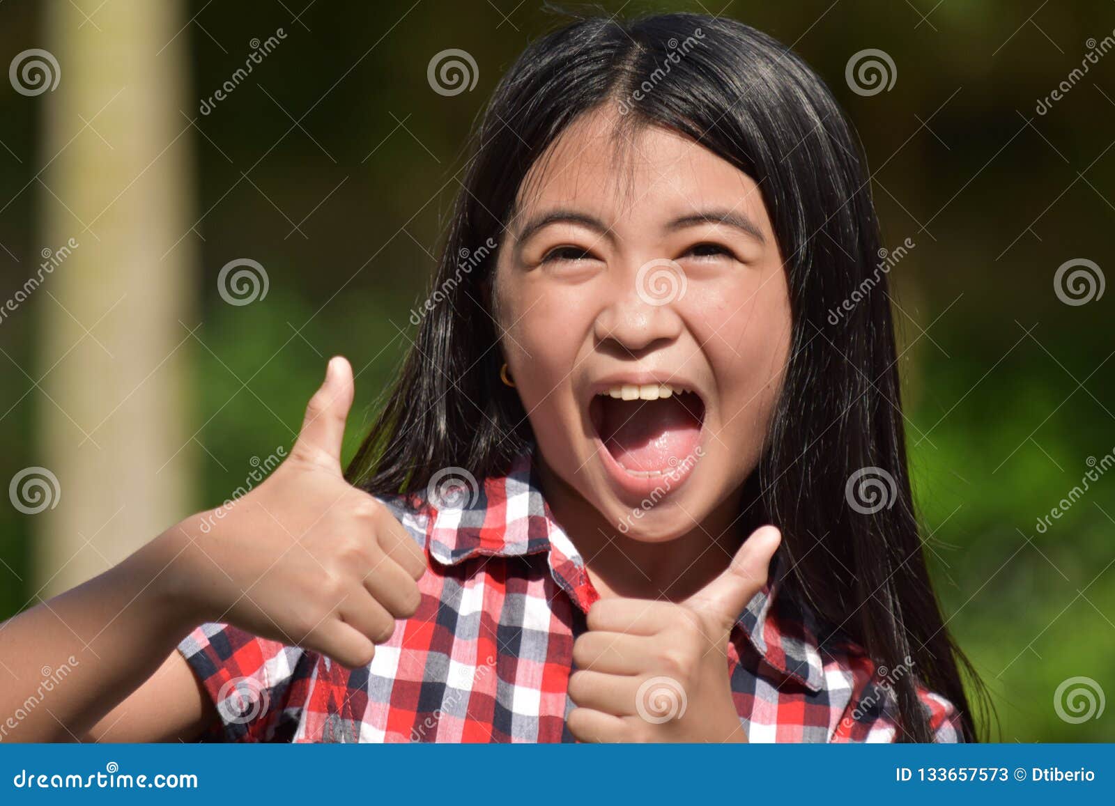 Girl thumbs up стоковое изображение. изображение насчитывающей превью ...